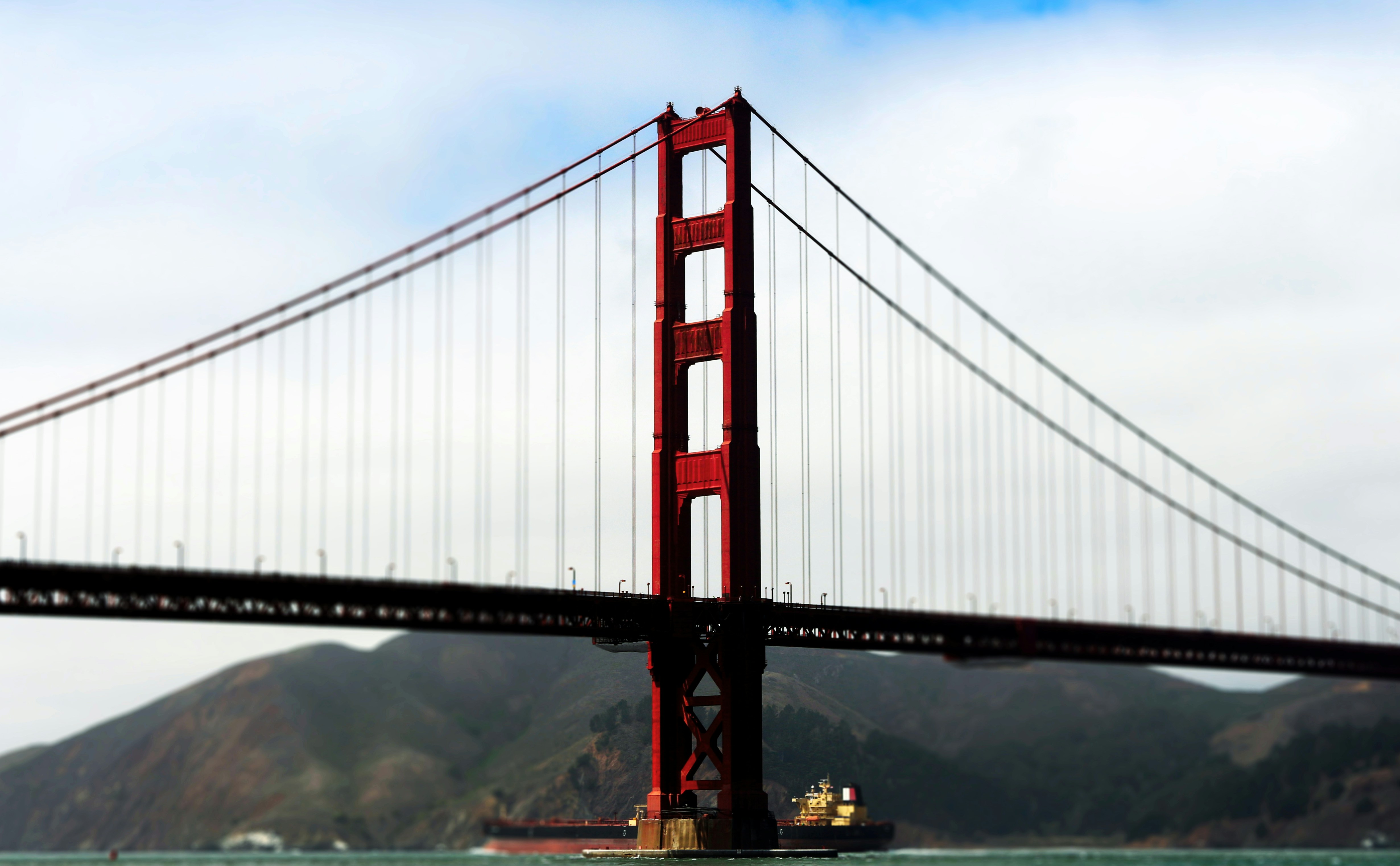 Golden gate bridge with a cloudy sky