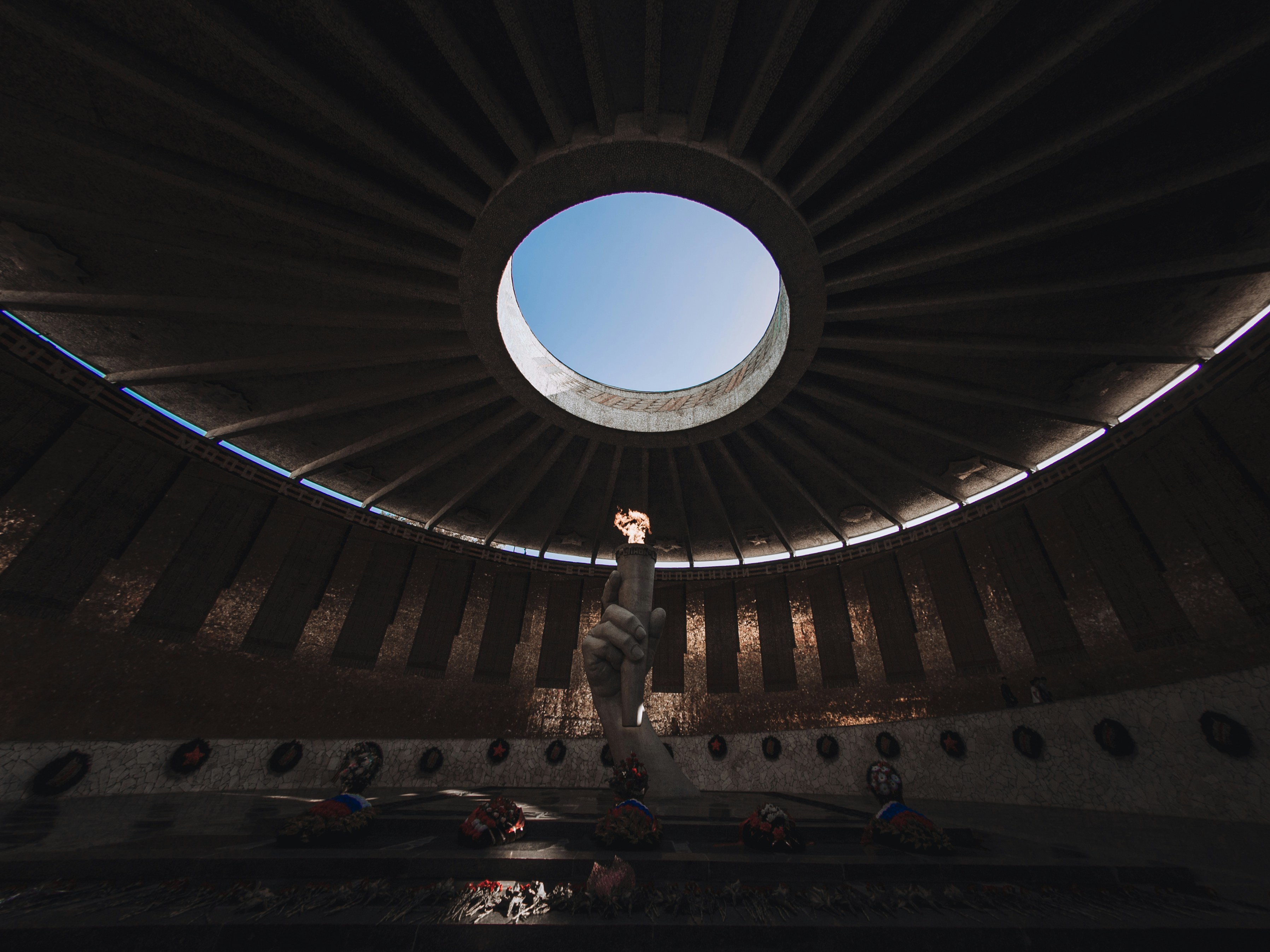 Mamayev Kurgan | Circular skylight illuminating a dark, domed interior