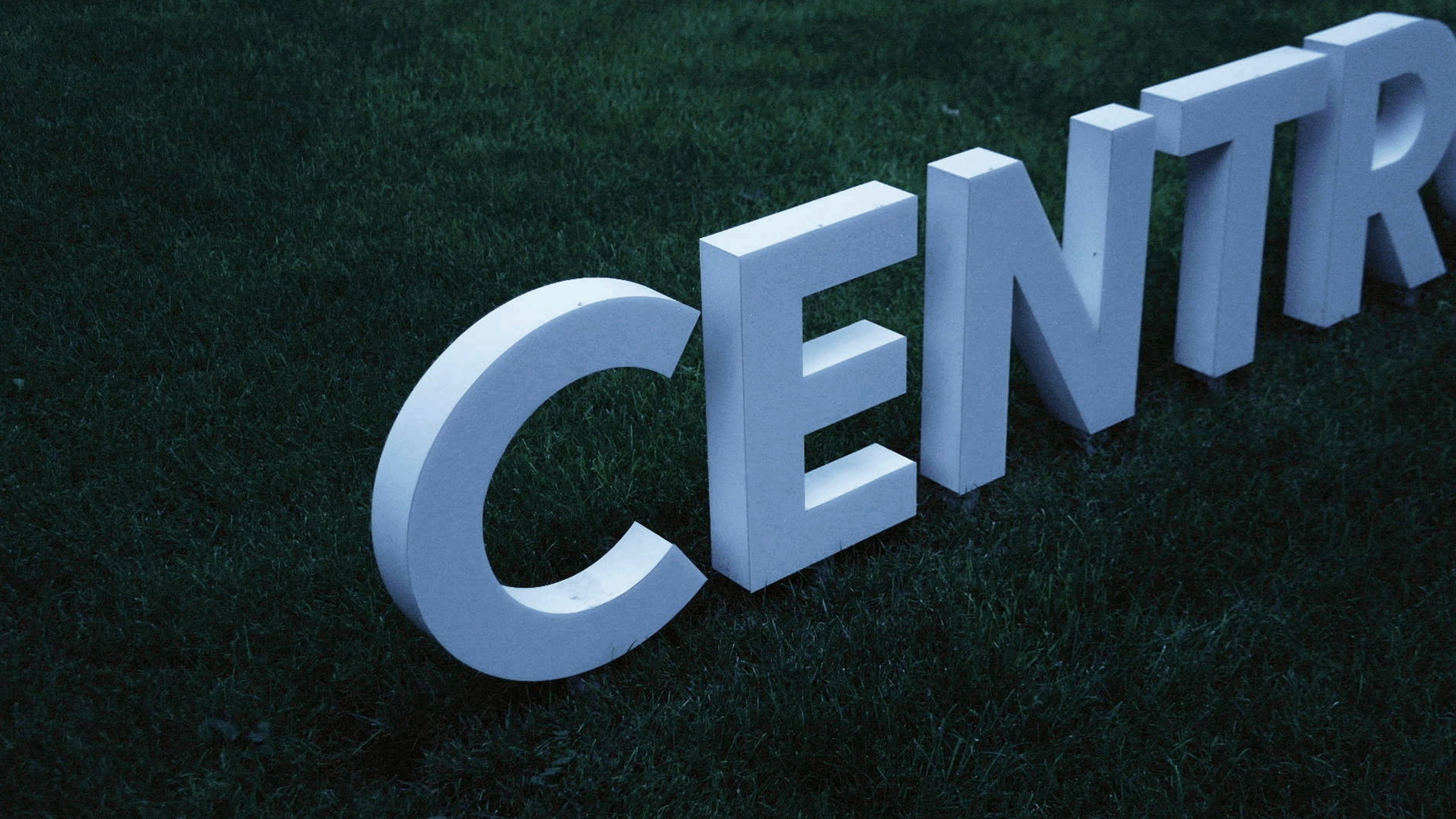 3D text "cent" on a dark background