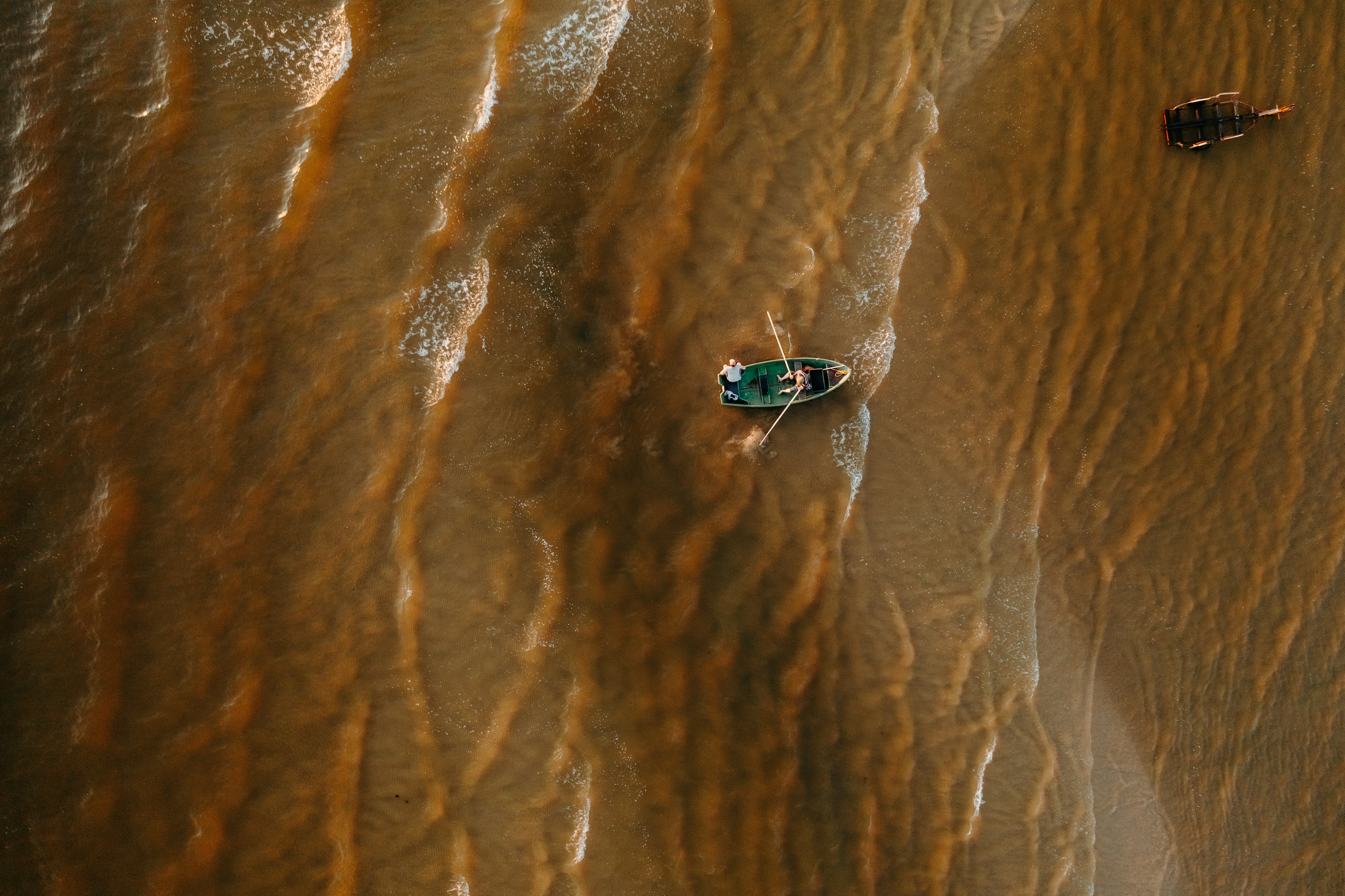 Green Boat Drift Over Ribbed Sandbars: An Aerial Study of Shallow Water Light