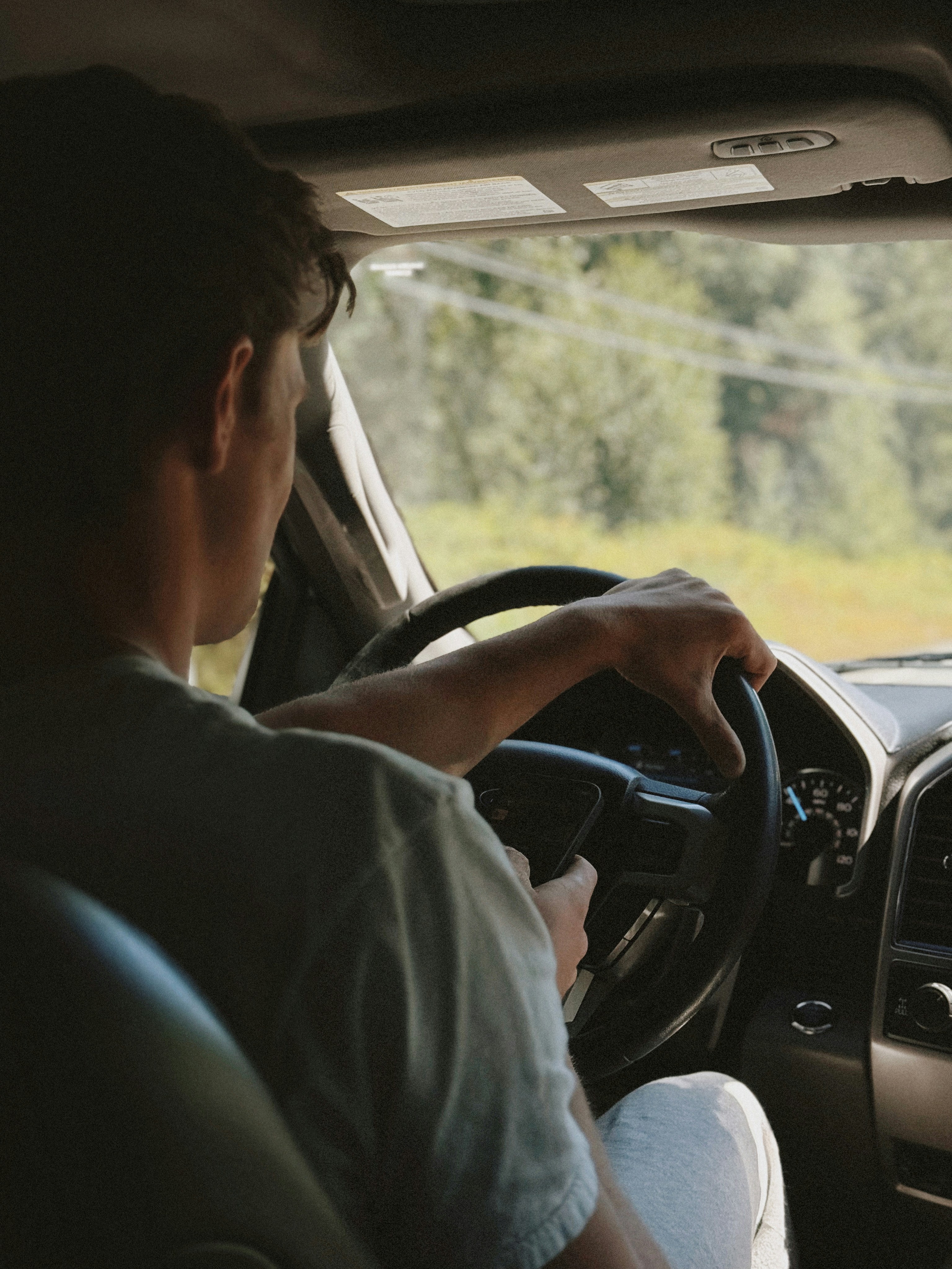 Foto Pria mengendarai mobil di hari yang cerah – Gambar Laki-laki ...
