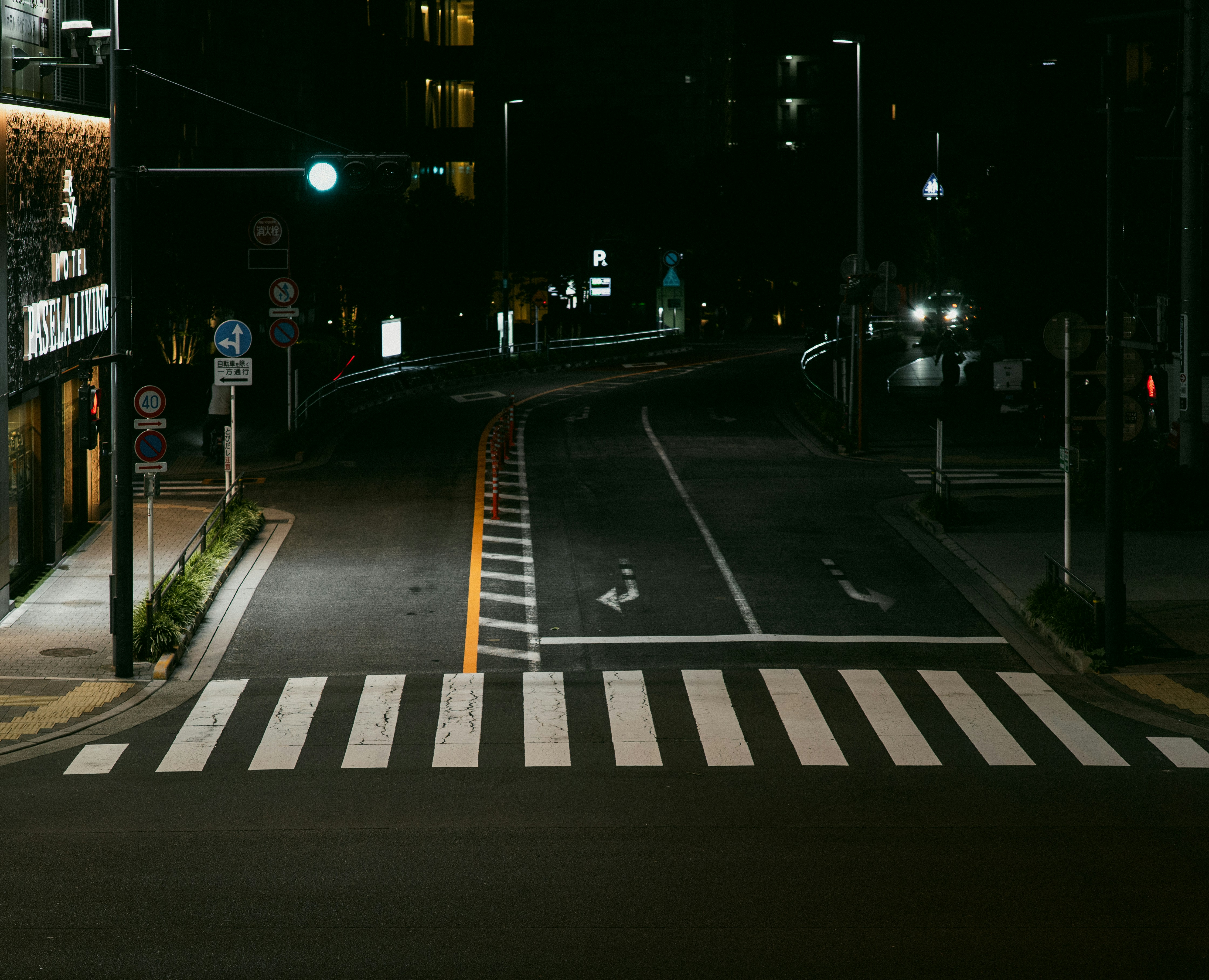 夜深了 | Empty crosswalk on a city street at night
