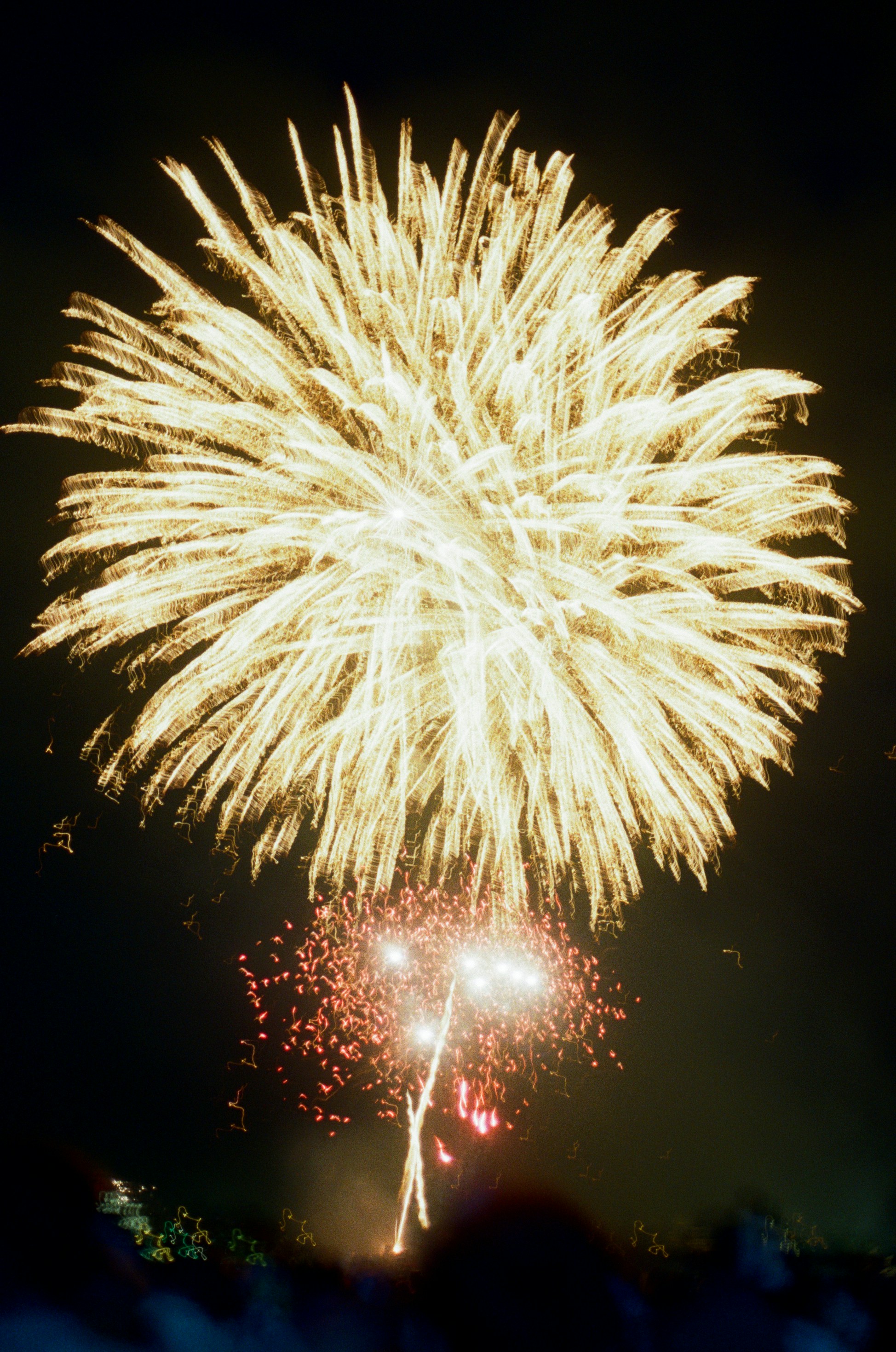 Bright yellow fireworks explode against a dark sky. photo – Free Plant ...
