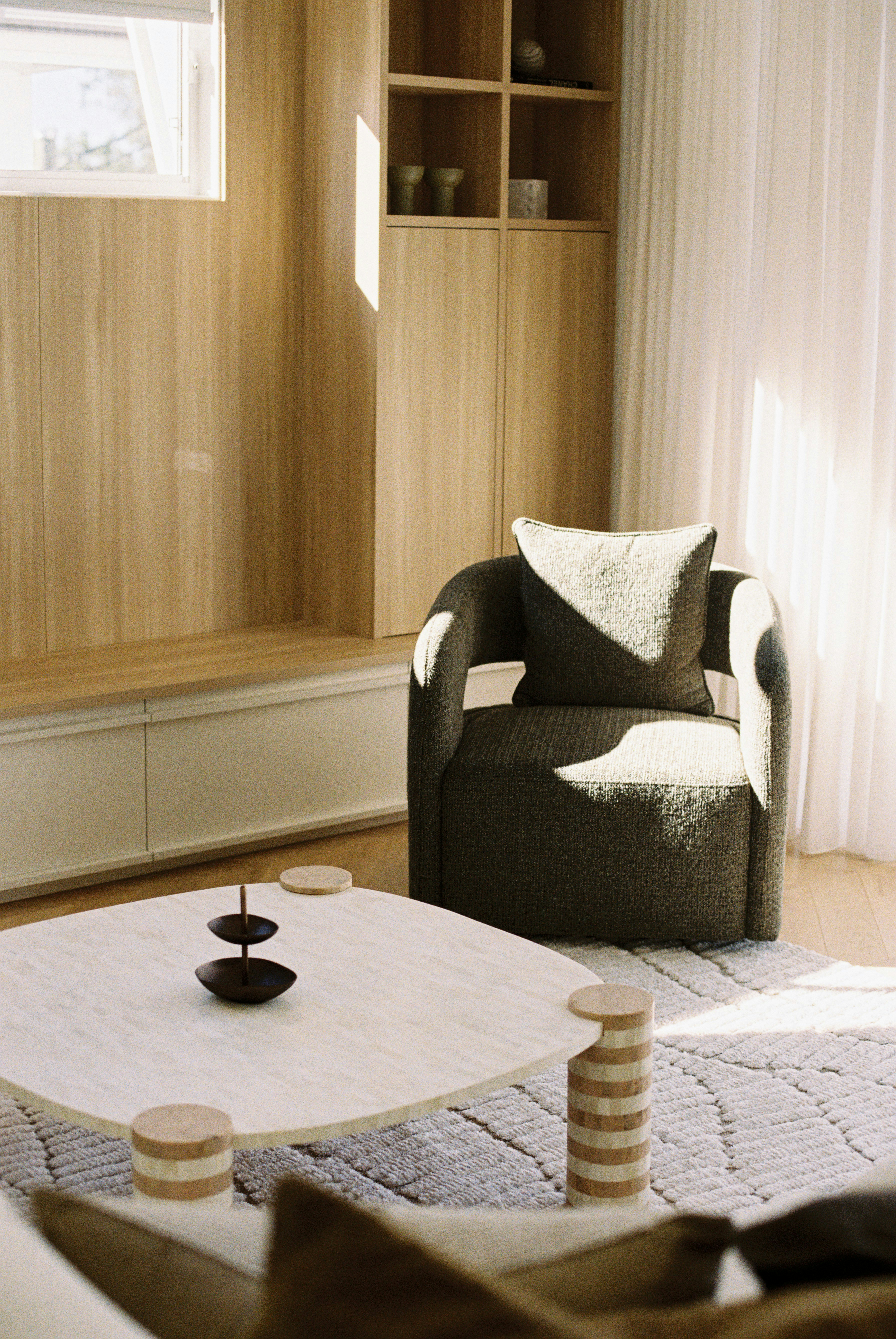 classique | Modern living room with armchair and coffee table.