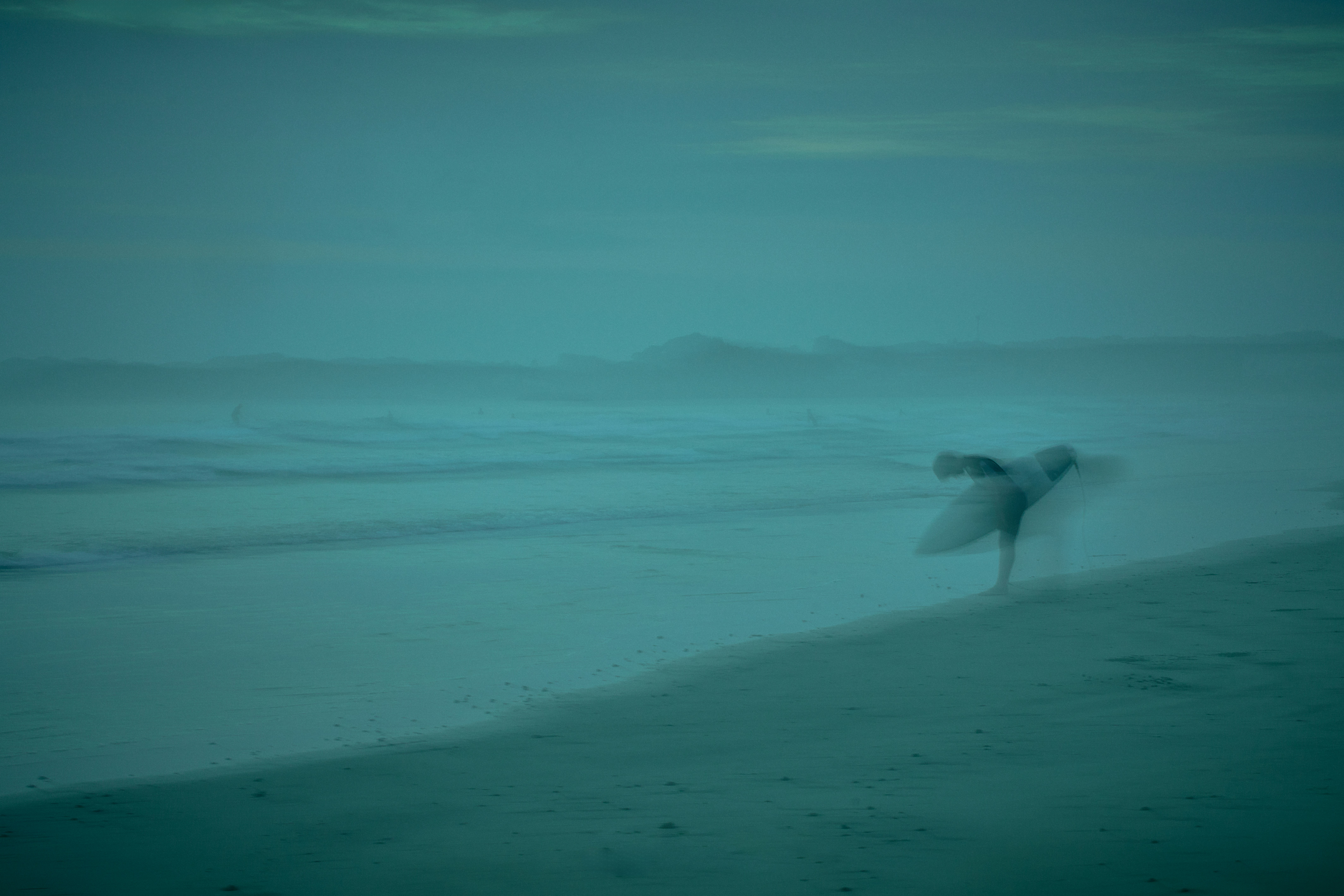 海に感謝 | Surfer running with surfboard on beach at dusk