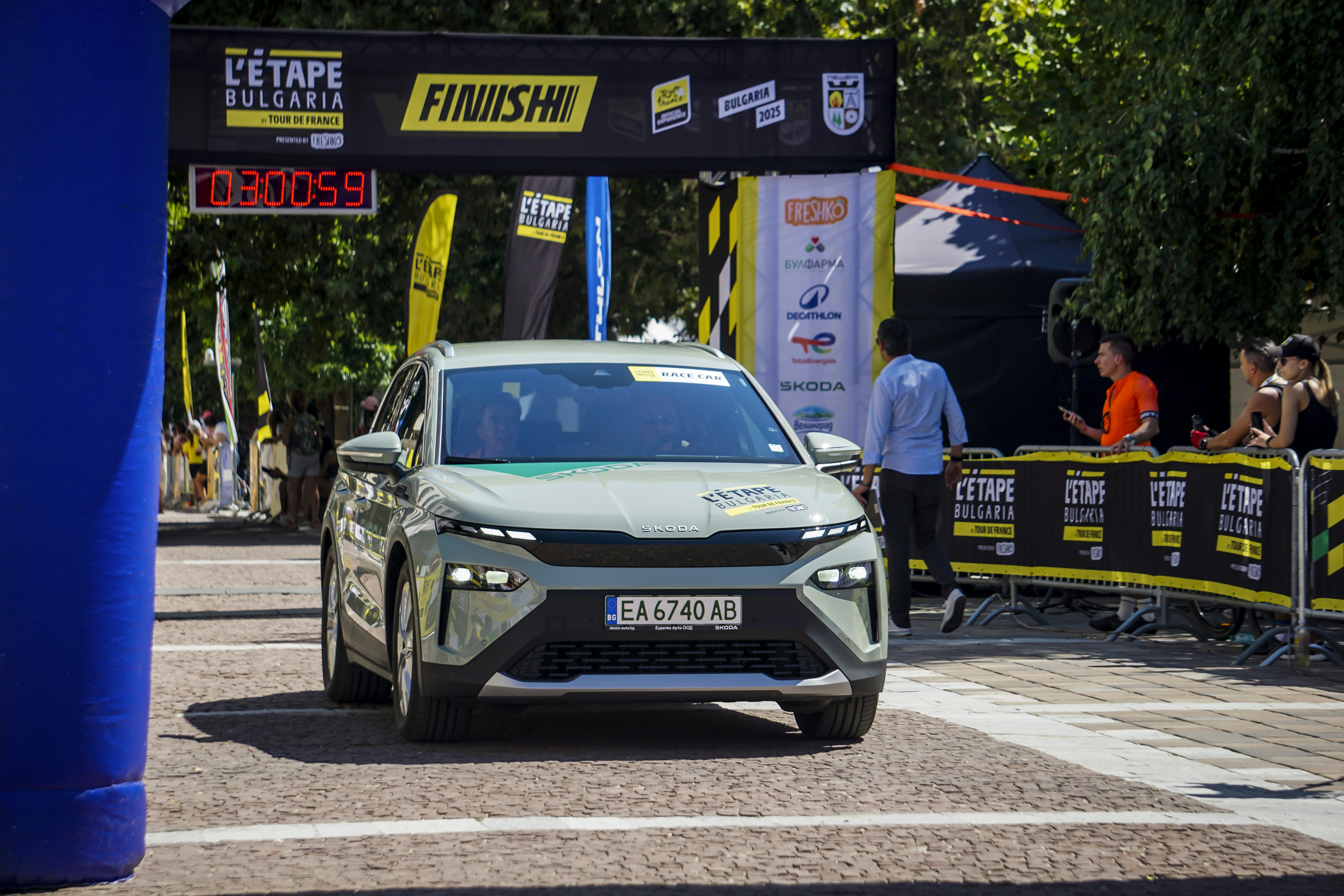 Finish-Line Pulse: The SUV Surges Across the Bannered Lane
