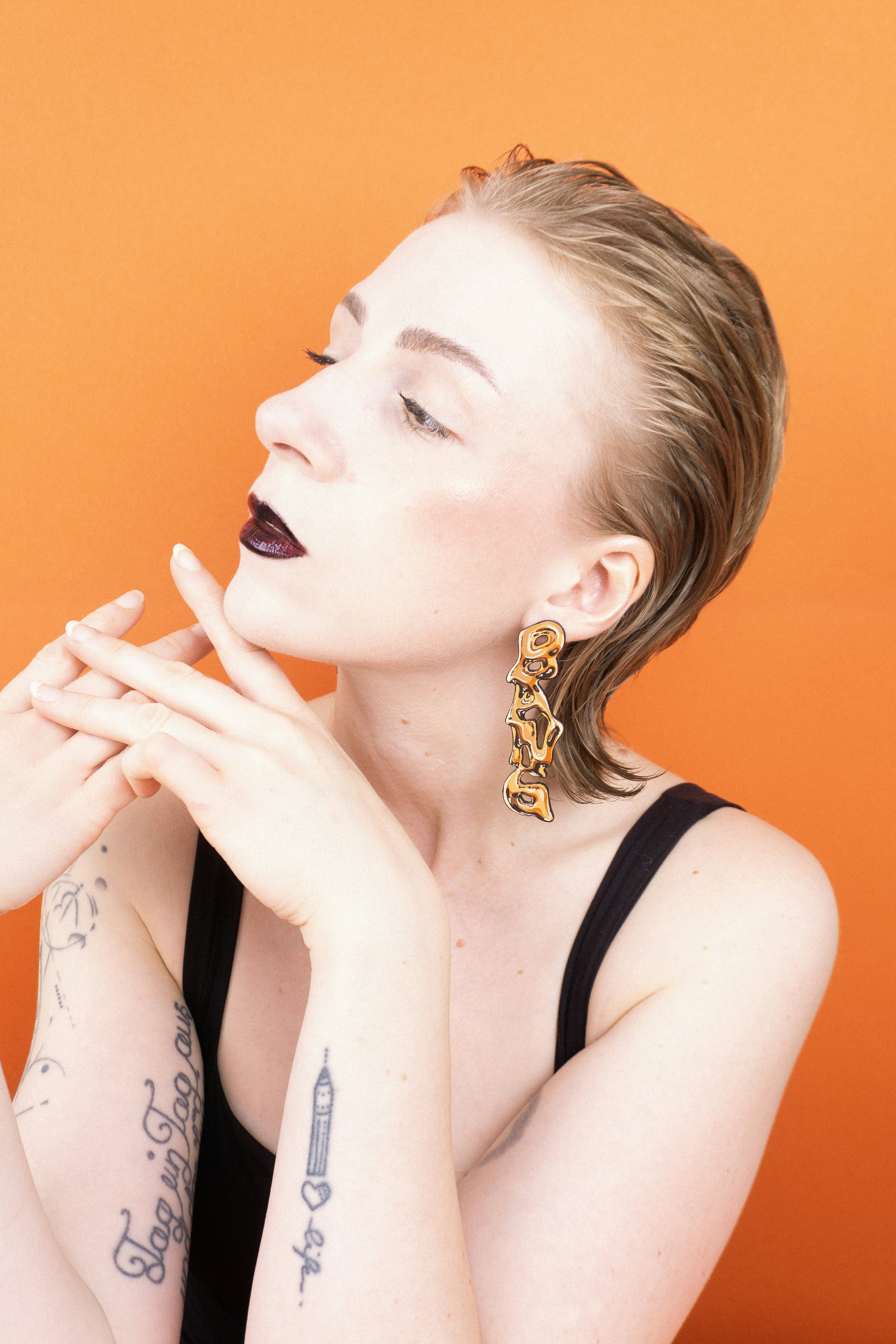 earrings: theboombangshop.de | Woman with wet hair and large earrings