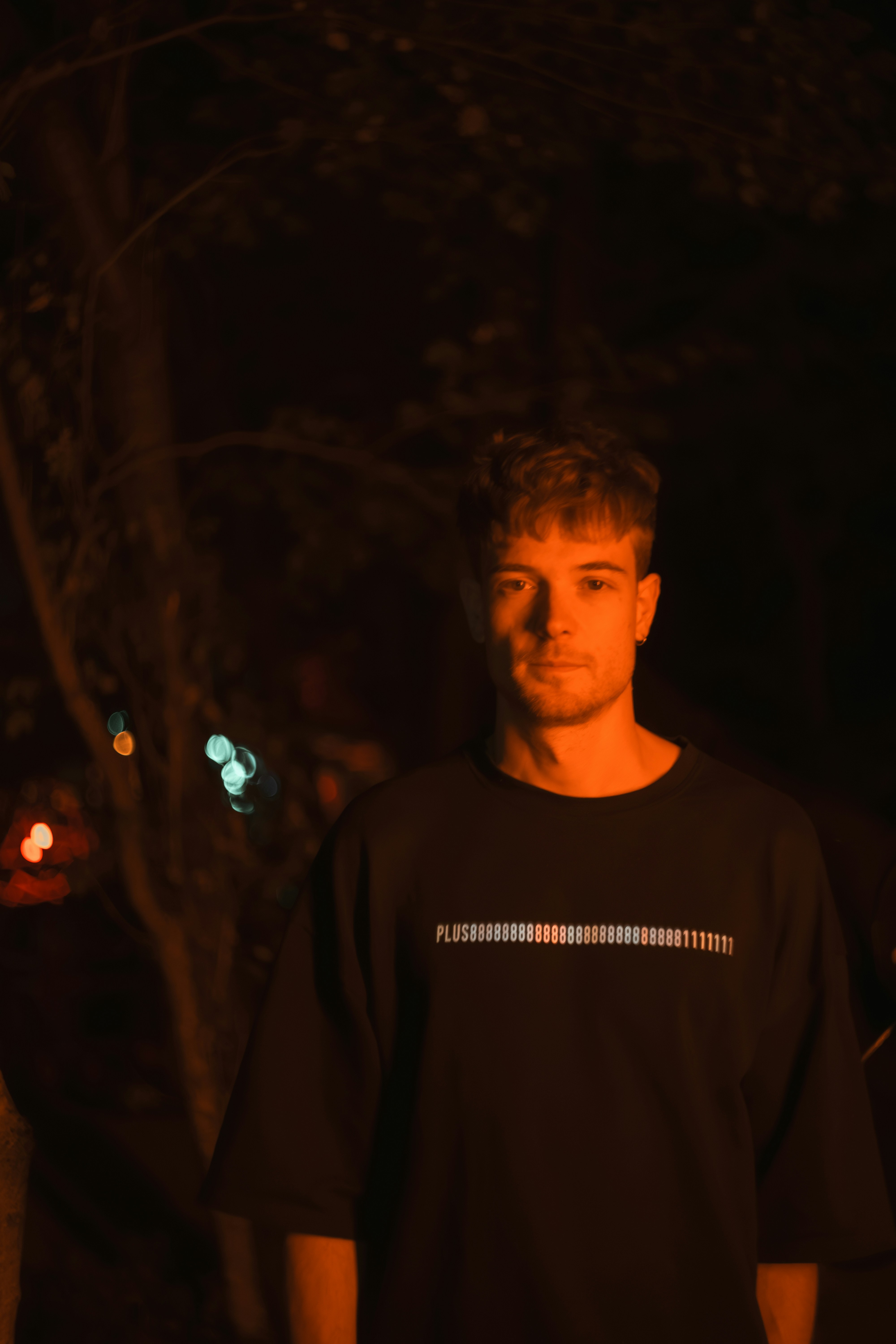 Man wearing a black t-shirt with white horizontal lines