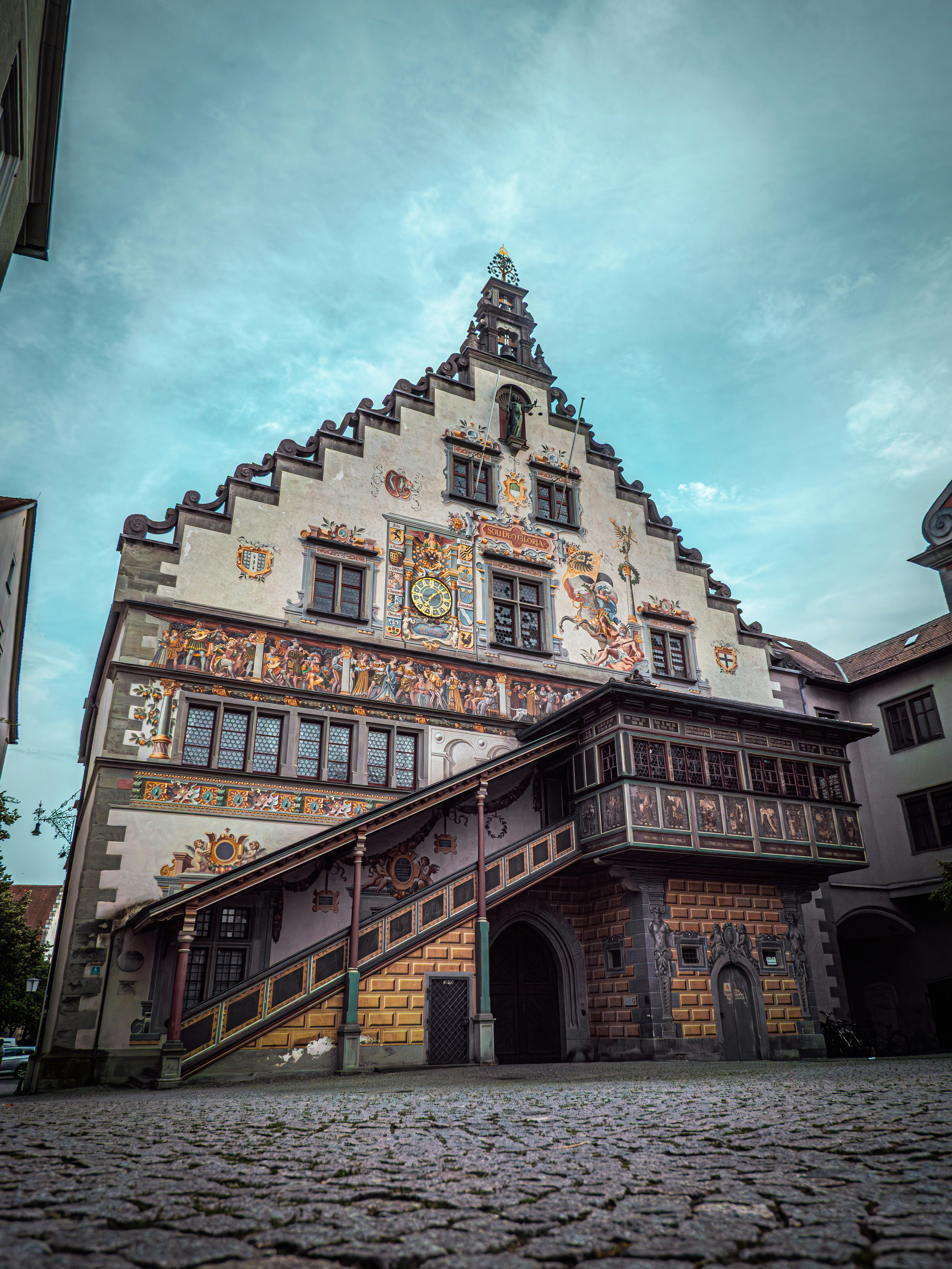 A Tapestry of Time: The Artistic Facade of Historical Architecture