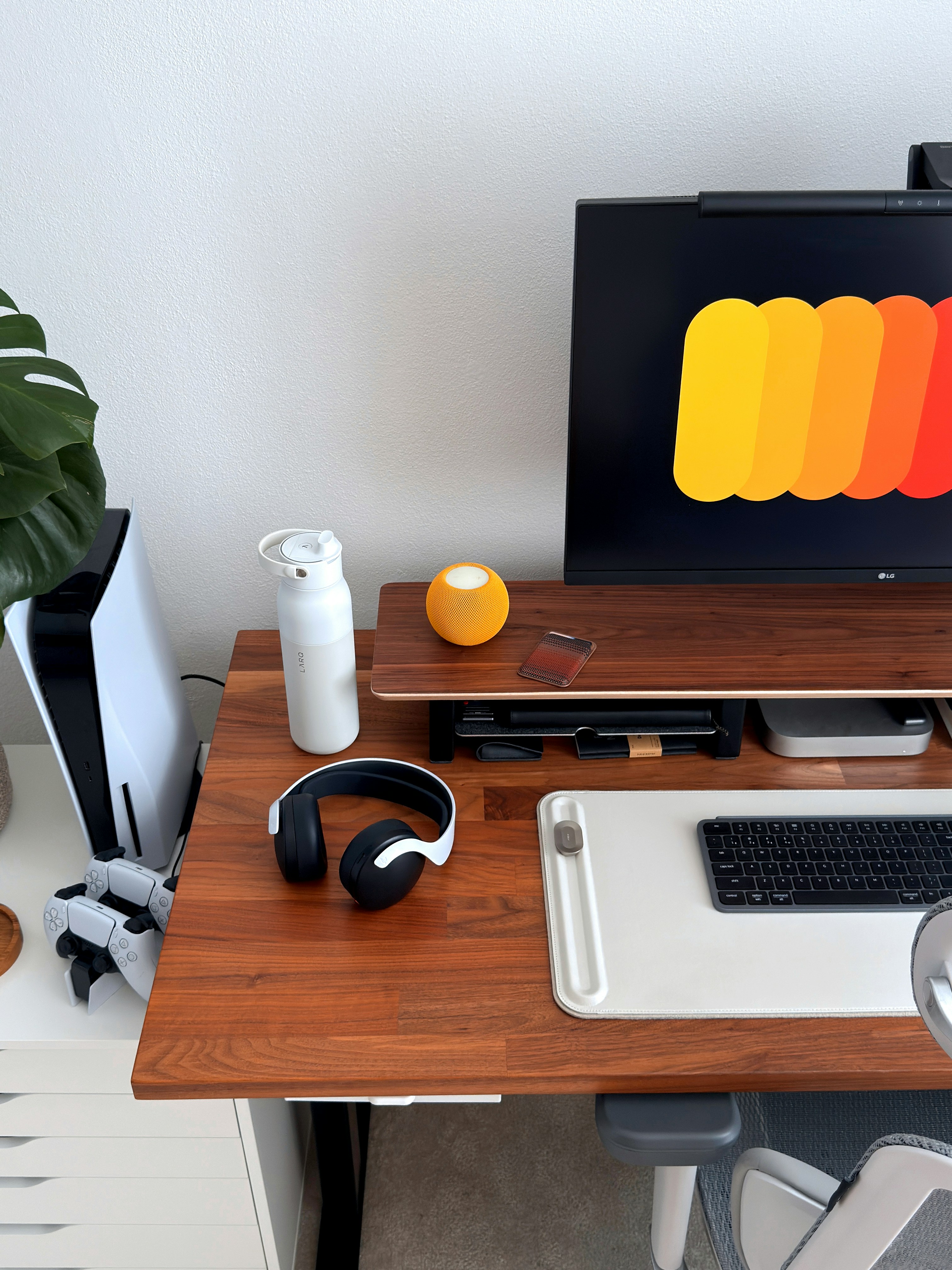 Modern desk setup with computer and headphones photo – Free Interior ...