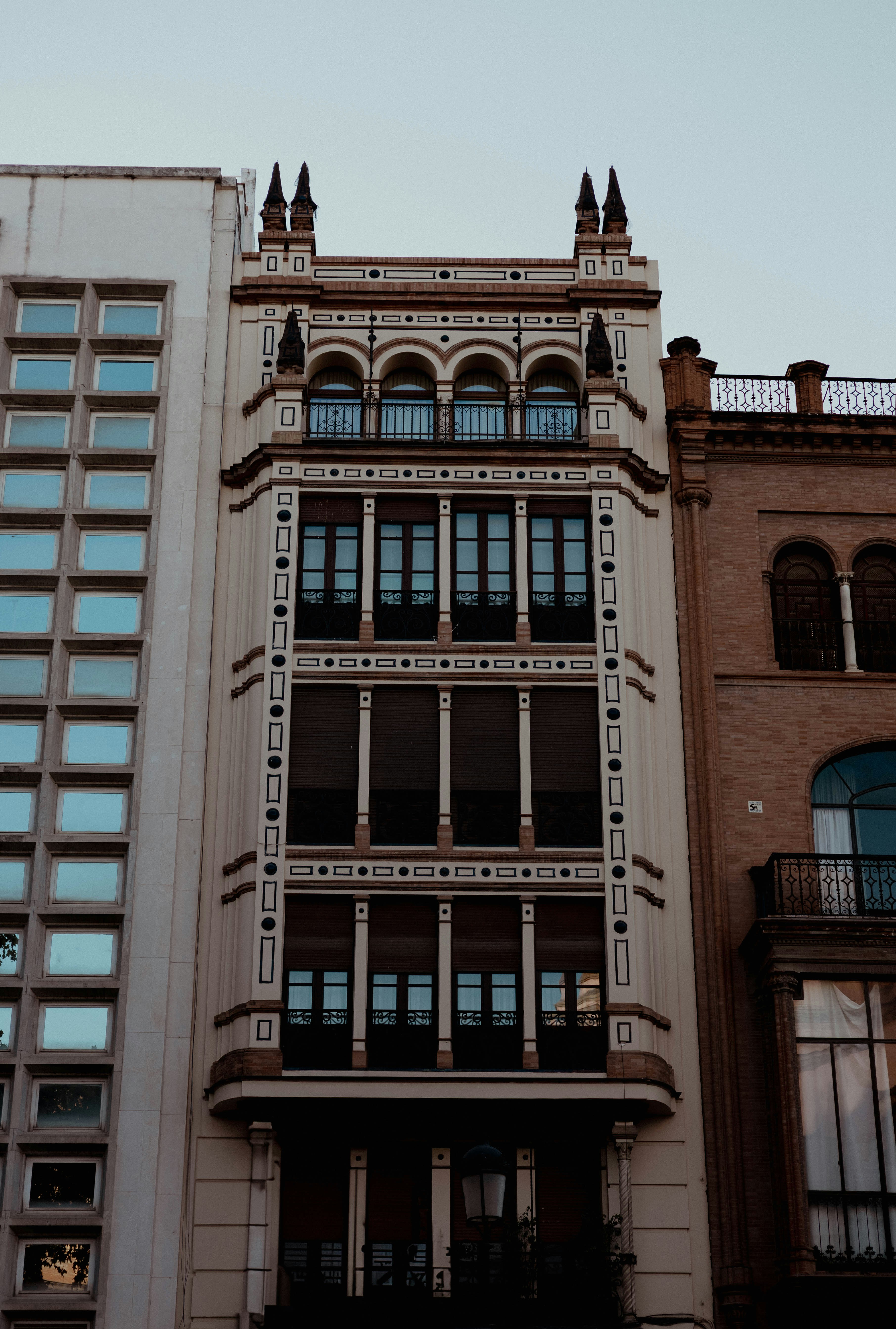Foto en el casco historico, Sevilla, España. Agosto de 2025 | Ornate building facade with arched windows and decorative elements.