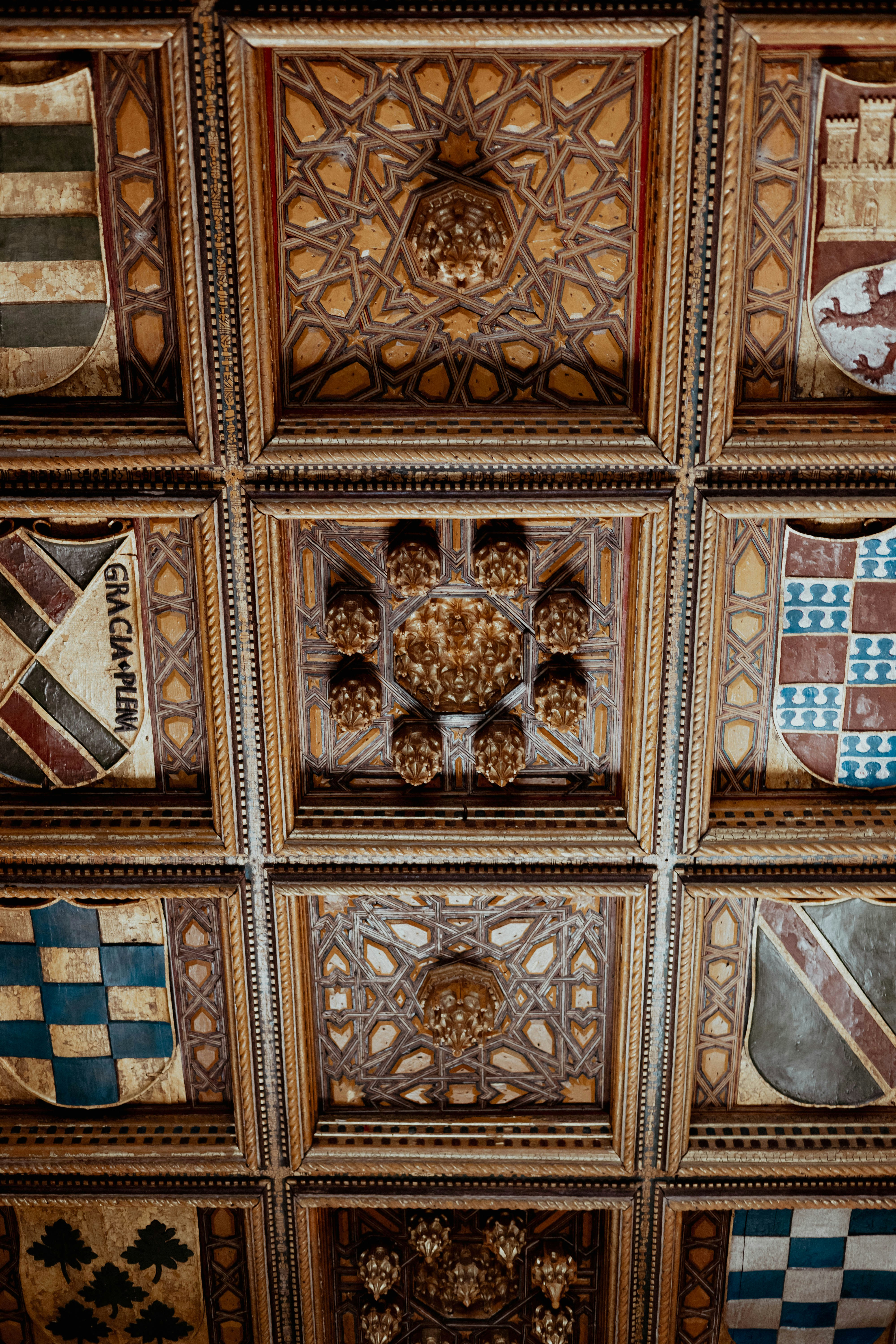 Rosette at the Heart of the Coffered Ceiling: Heraldic Geometry in Wood