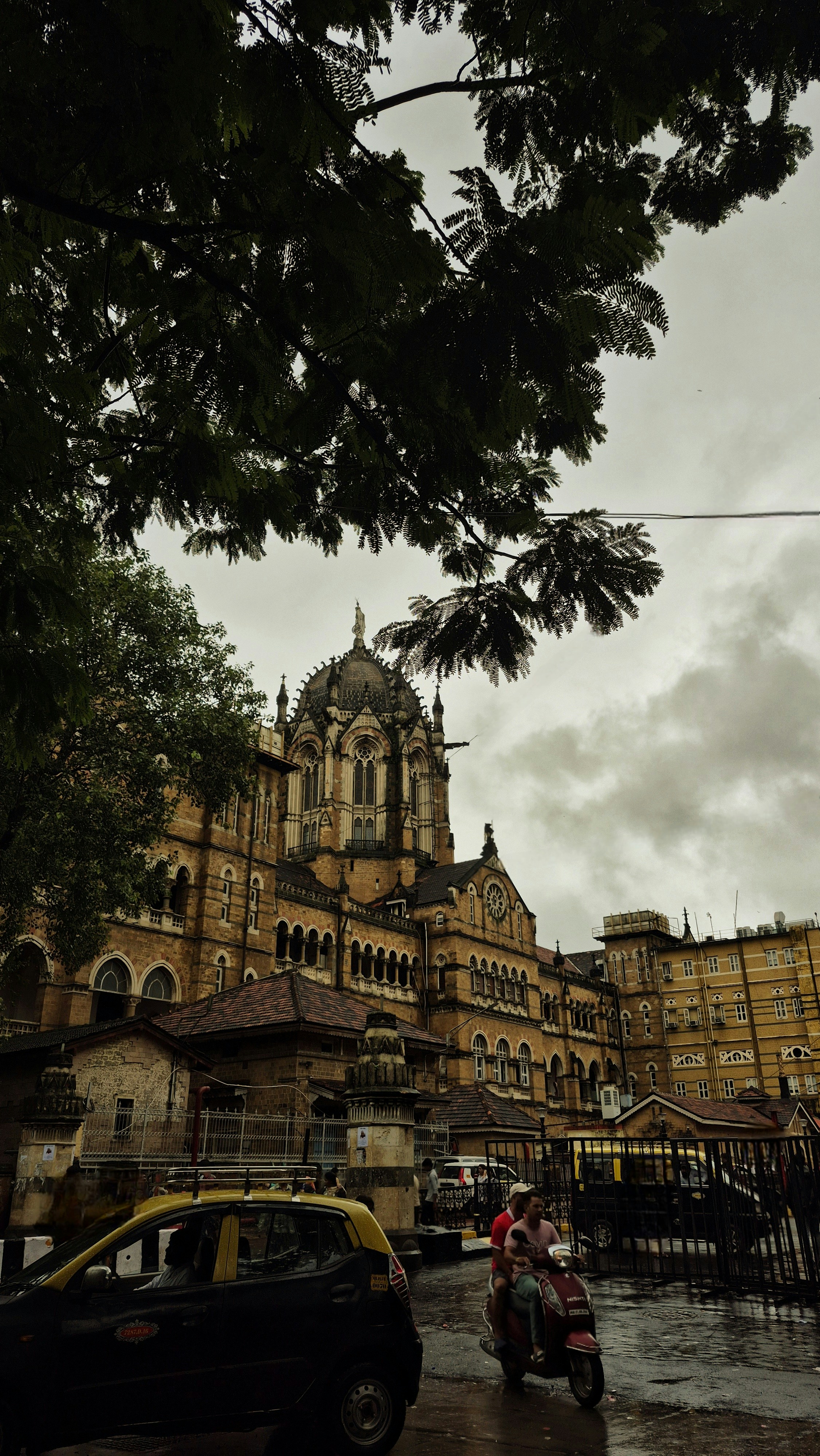Rainy day with a historic building and traffic
