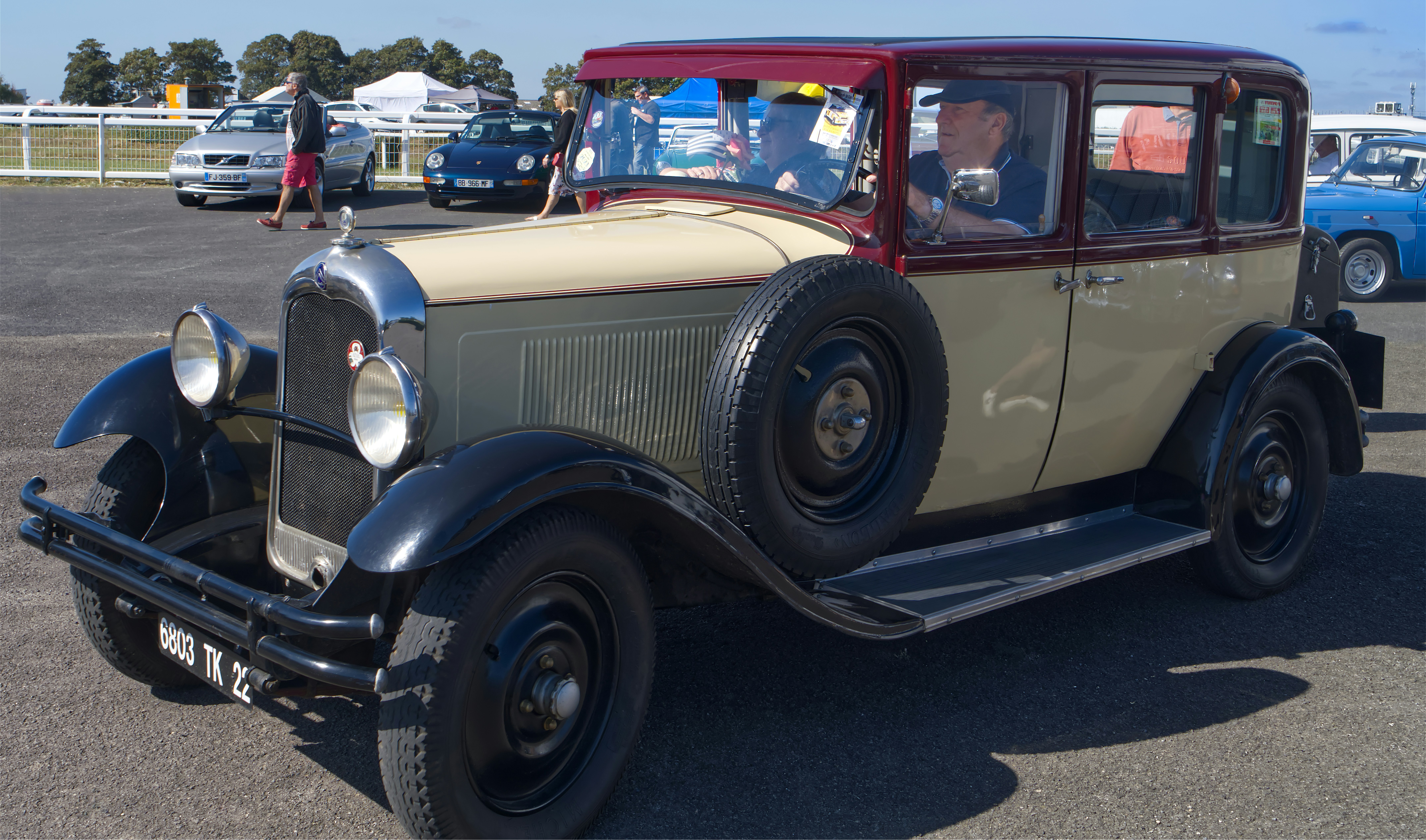 Vintage two-tone sedan with spare tire on side. photo – Free France ...