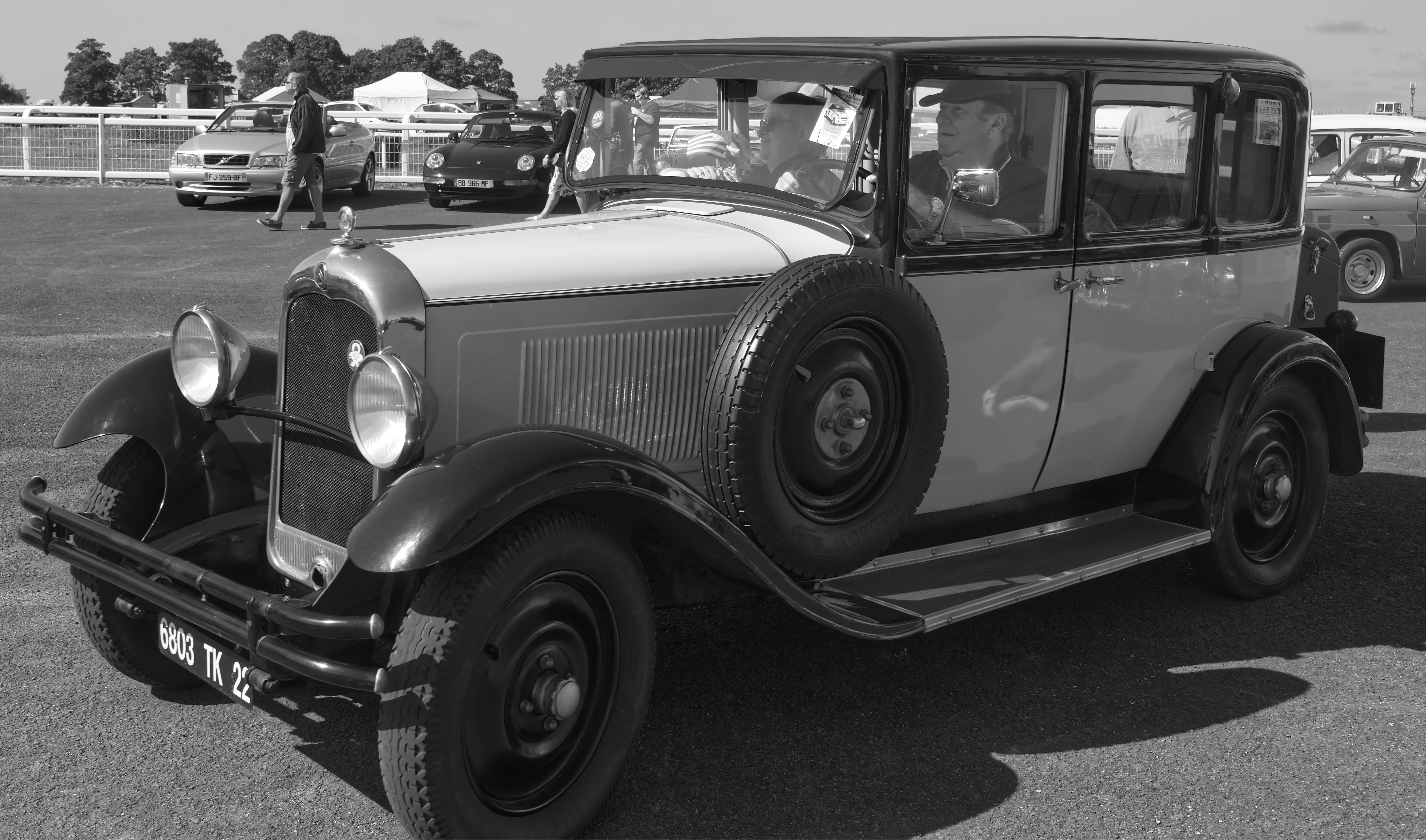 Fête du Cheval 2025 : Une Citroën C4 participe au défilé dans les rues de Loudéac. | Antique car with spare tire on side