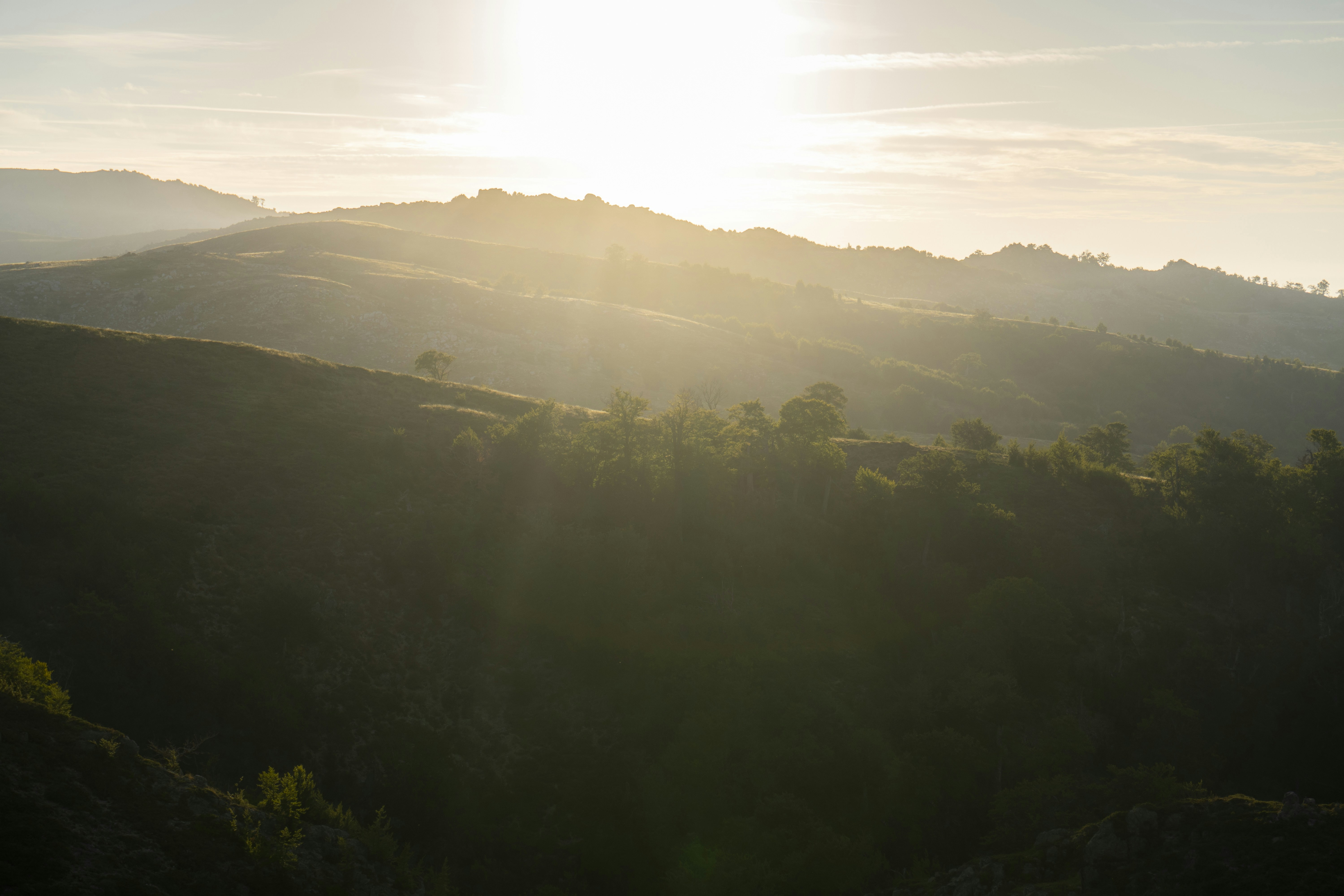 GR20, les montagnes de Corse (France) | Sunlight streams through rolling hills at dawn