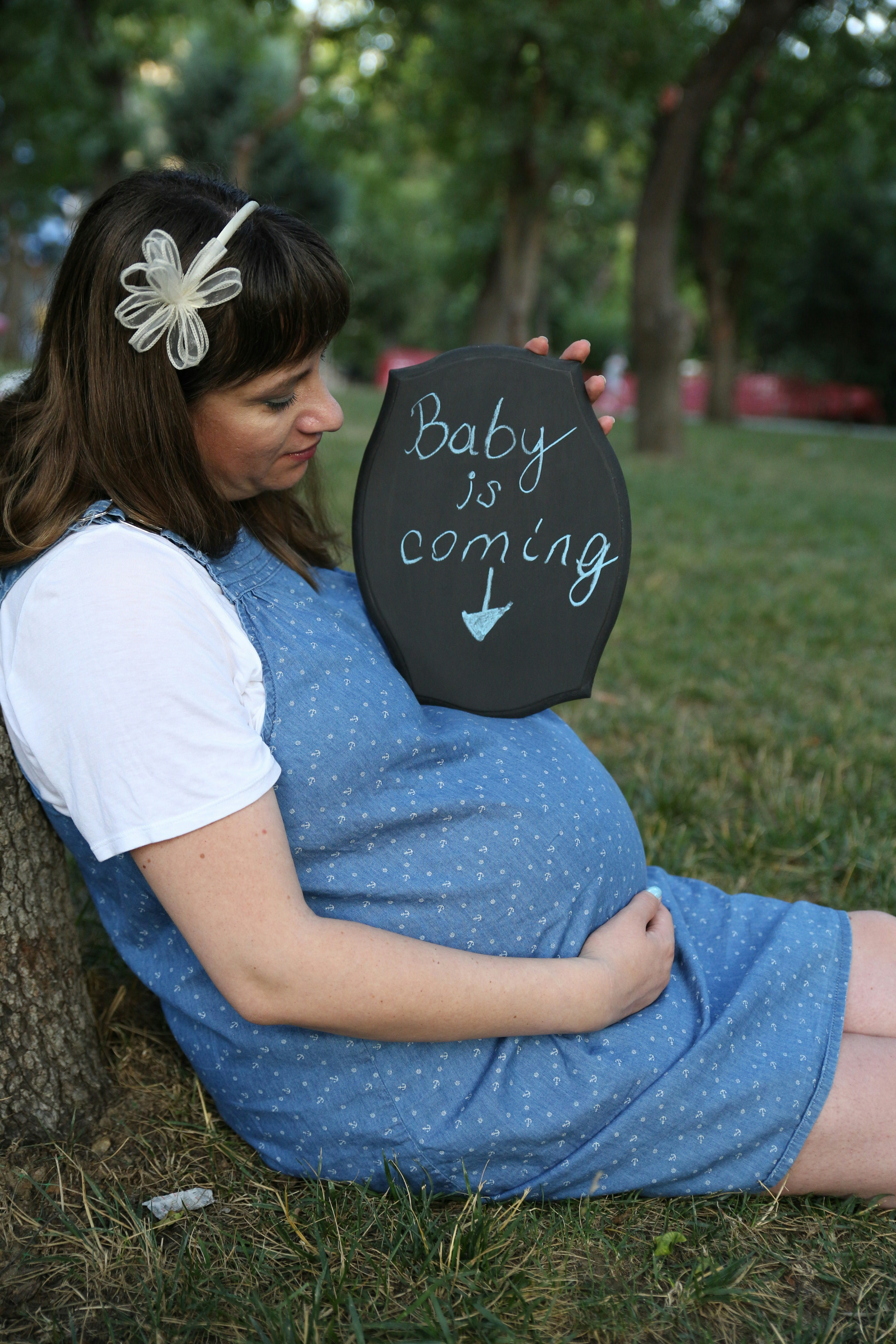 Pregnant Pause: Chalkboard Reveal under a Quiet Park Shade