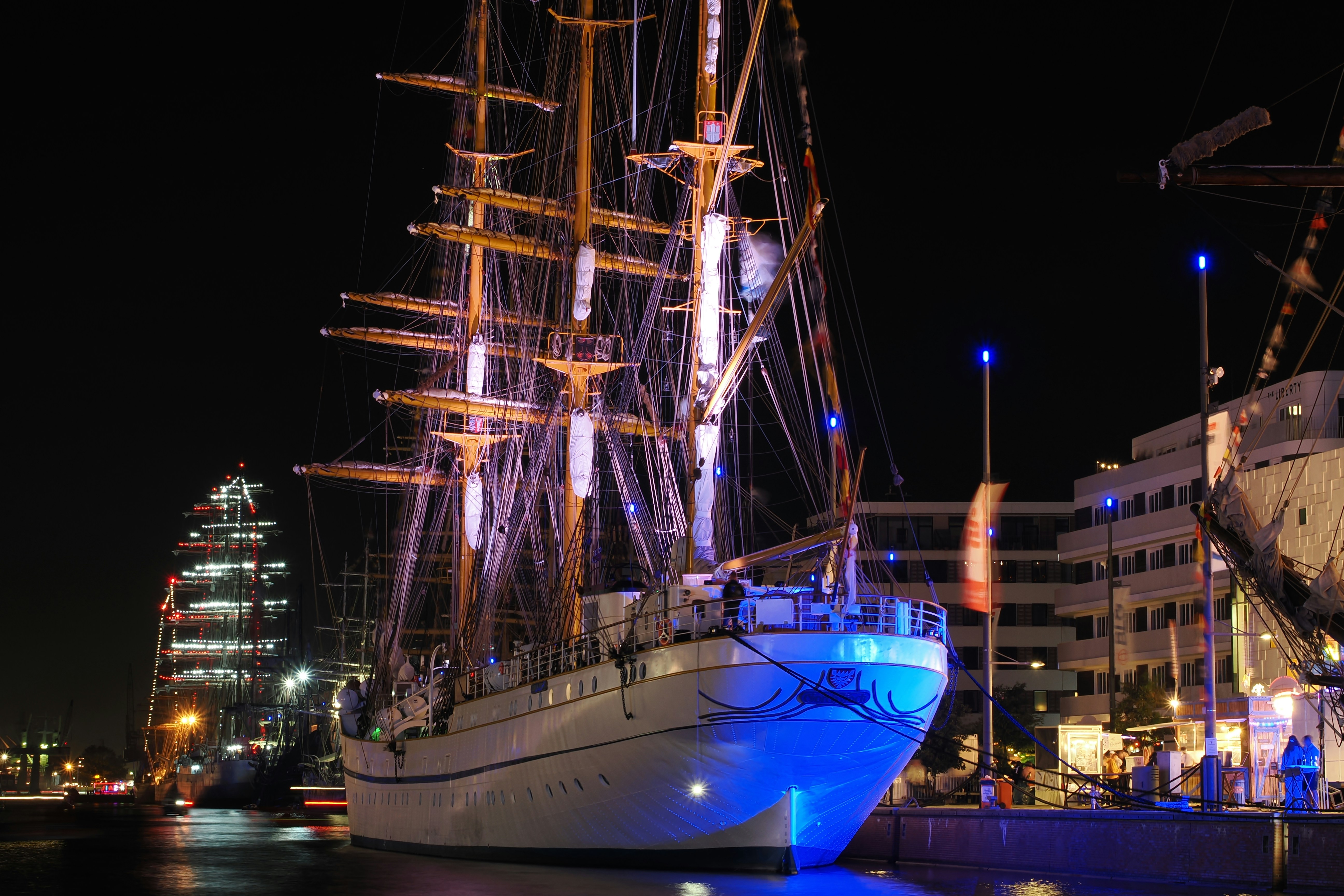 Die Gorch Fock, das Segelschulschiff der deutschen Marine | Tall ship illuminated at night in a harbor