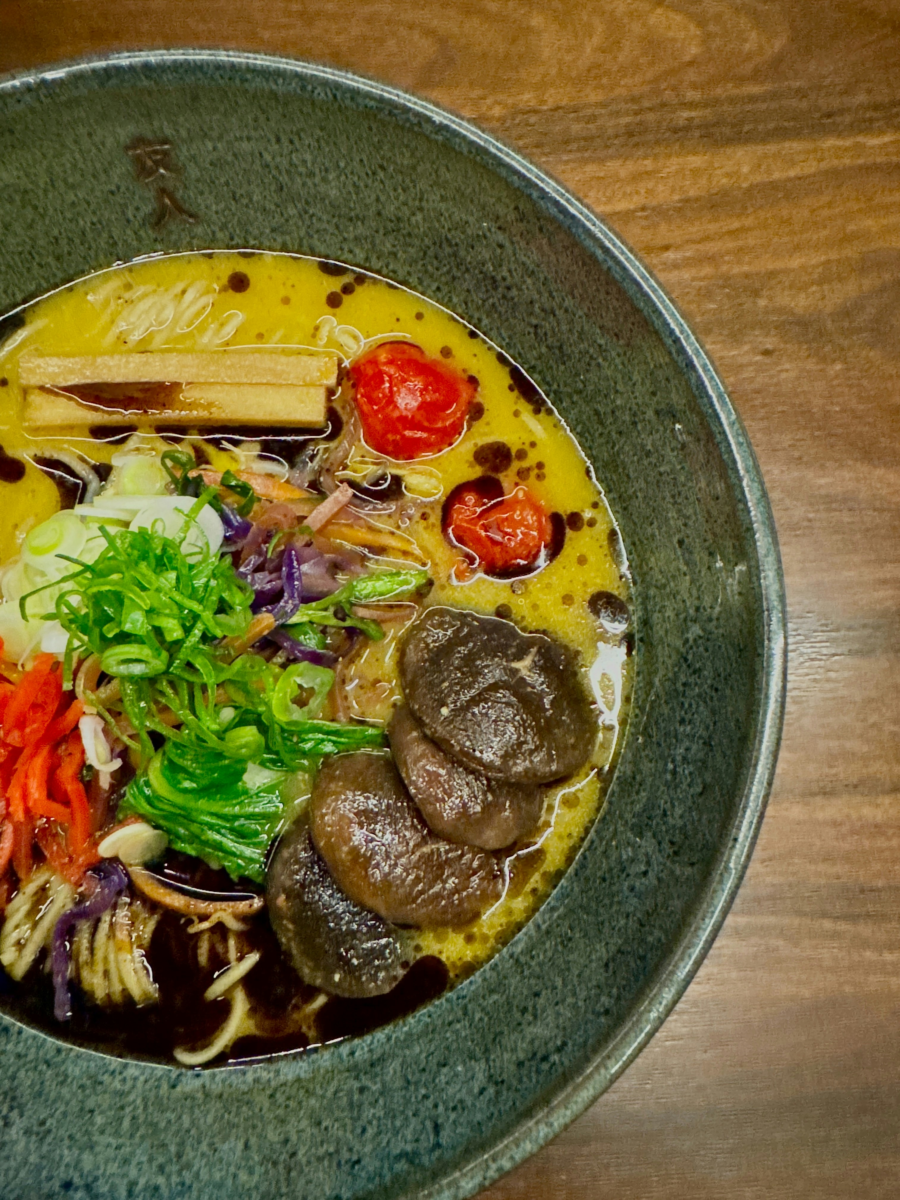 A bowl of delicious ramen with mushrooms and vegetables.