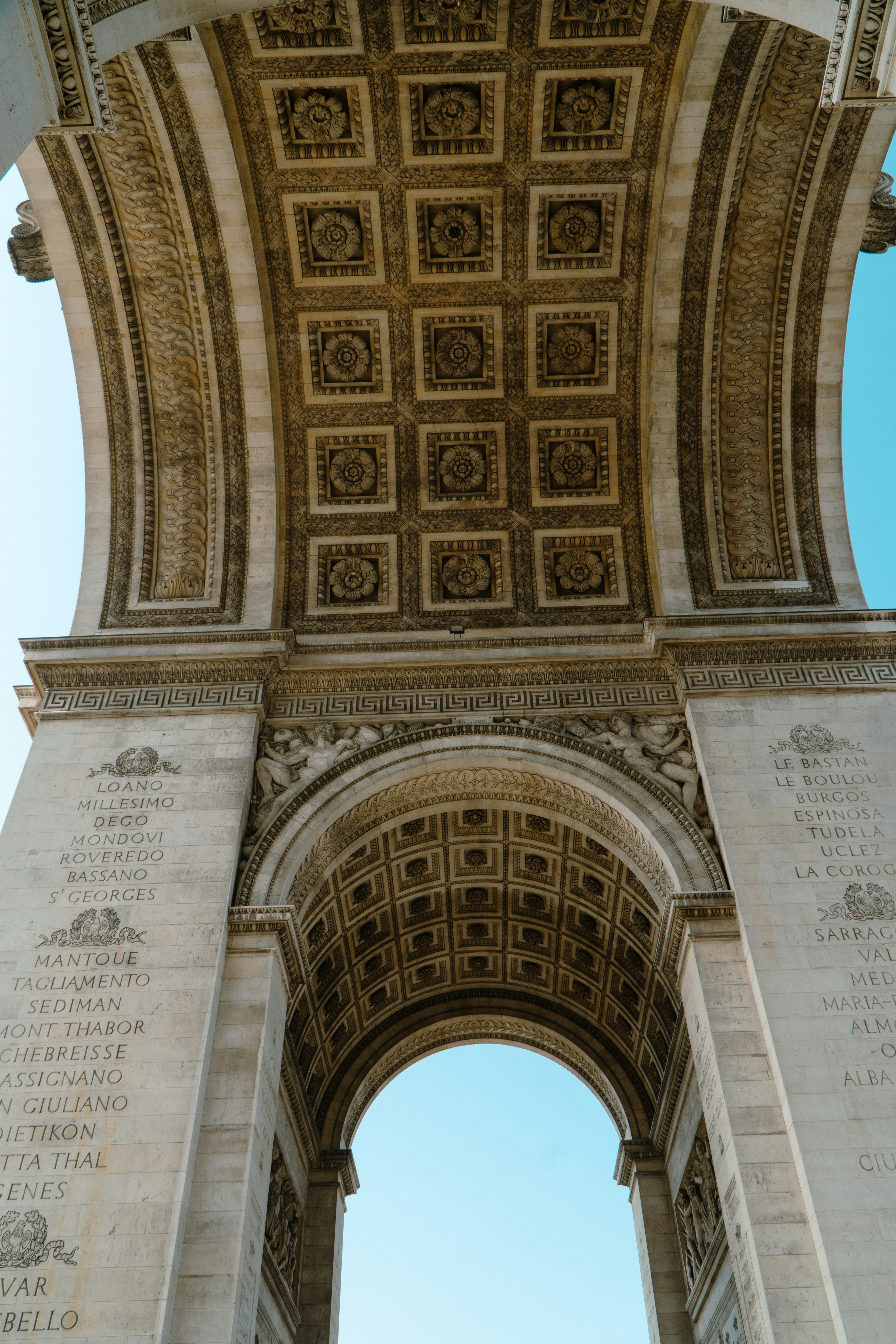 Paris Arc de Triomphe, Architektur Details | Intricate details of an ornate archway against sky