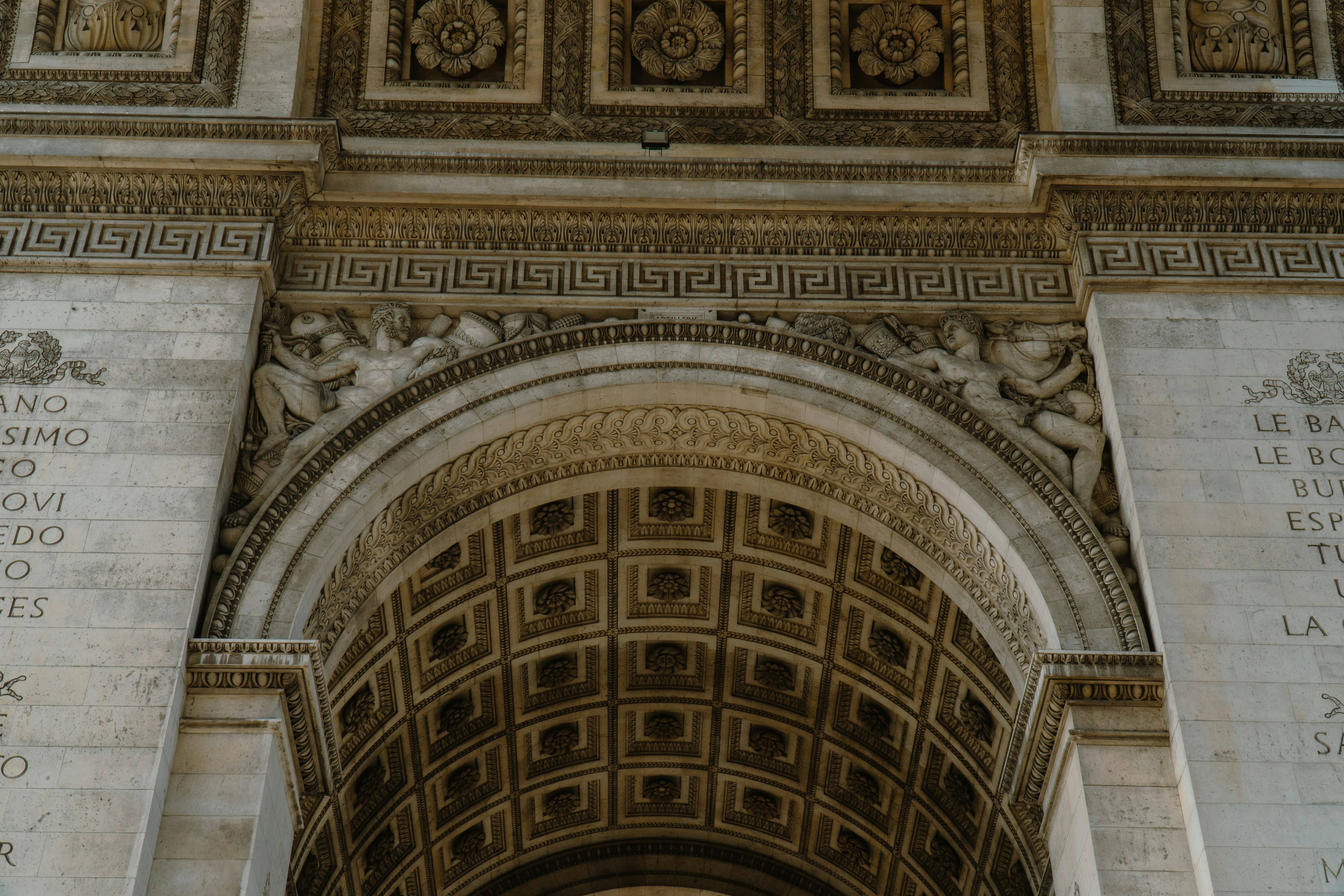 Paris Arc de Triomphe, Architektur Details | Detailed view of the arc de triomphe archway