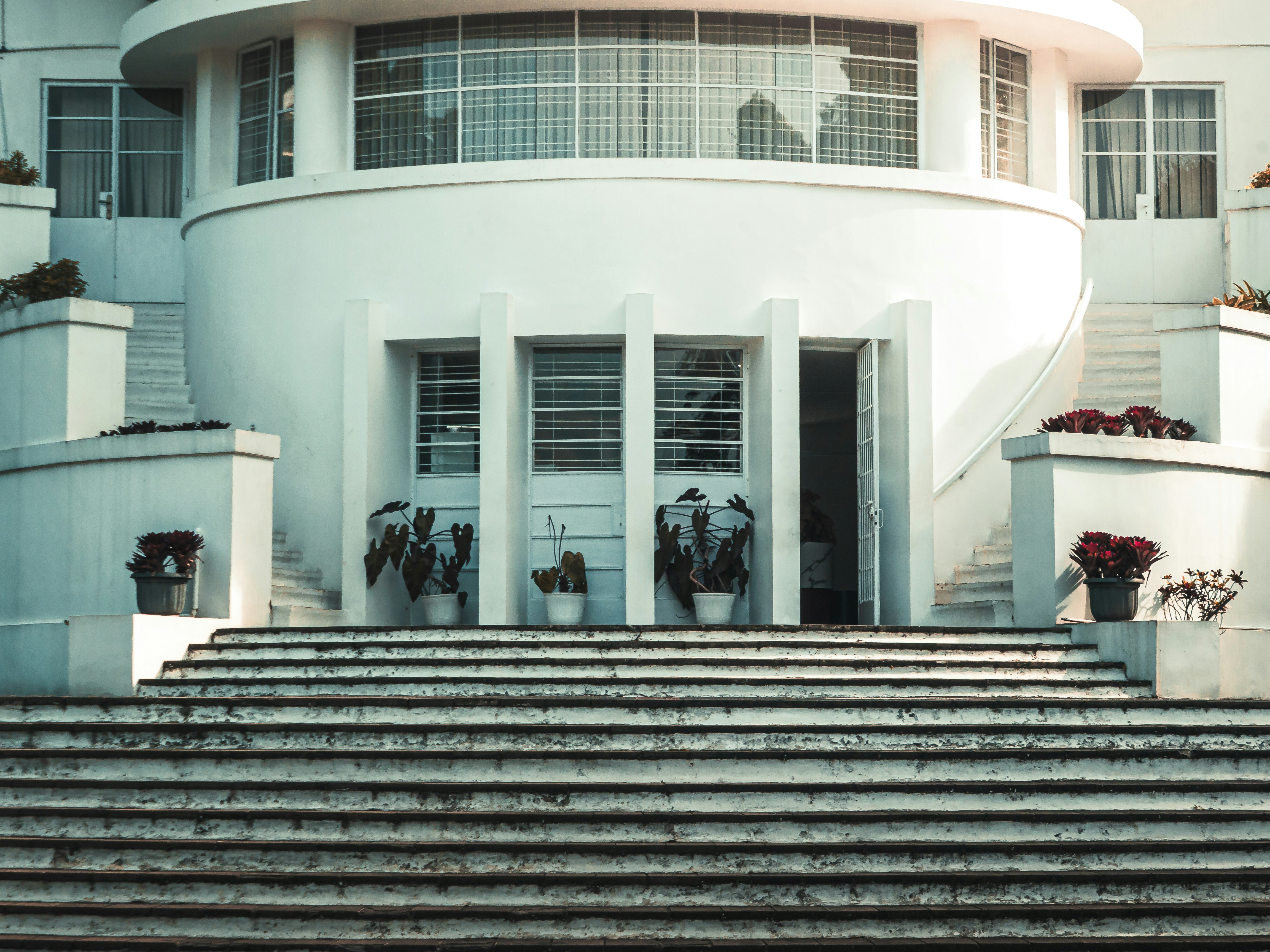 Symmetry on White Steps: Echoes of a Curved Entrance