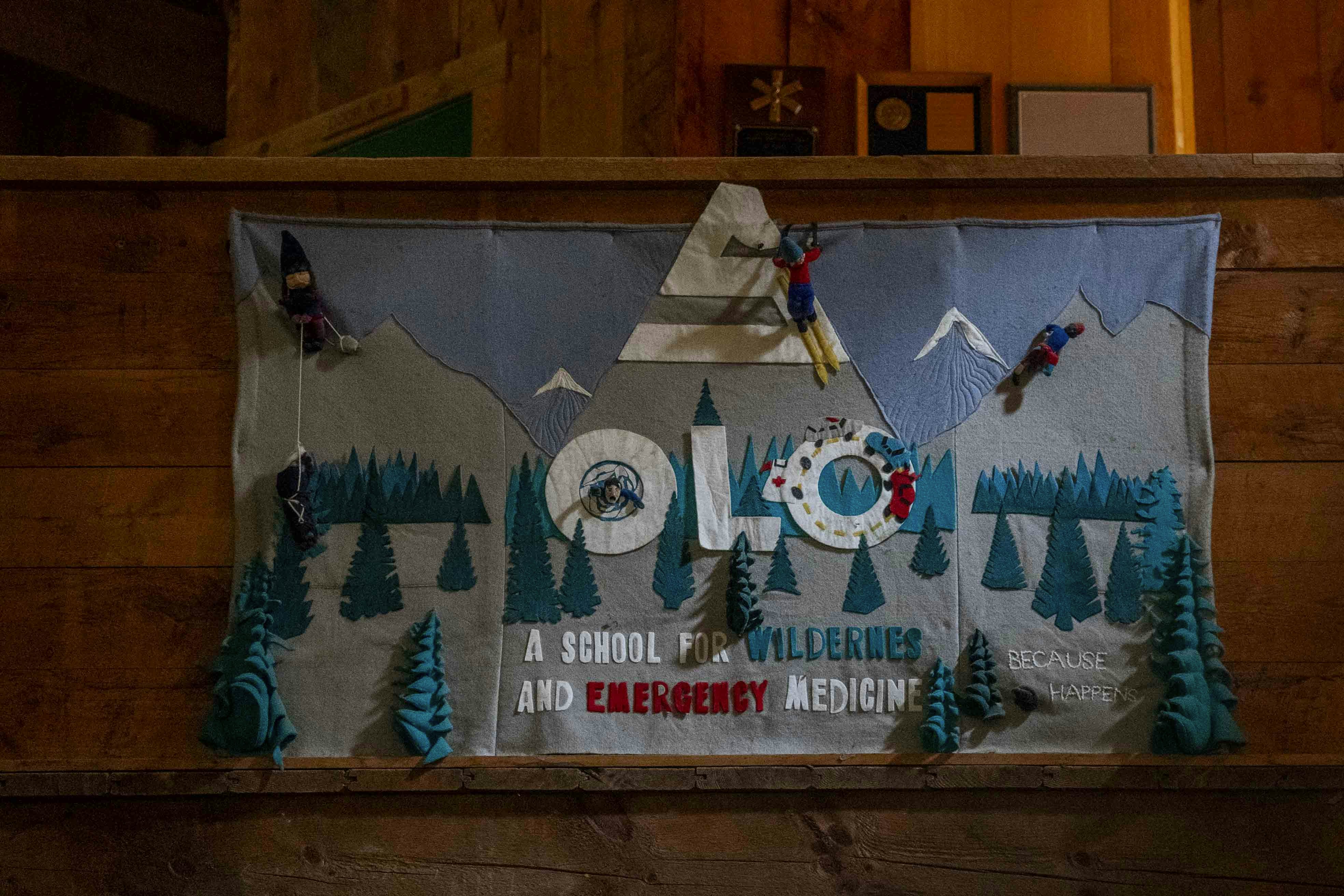 Banner with skiers and mountains depicts a school.