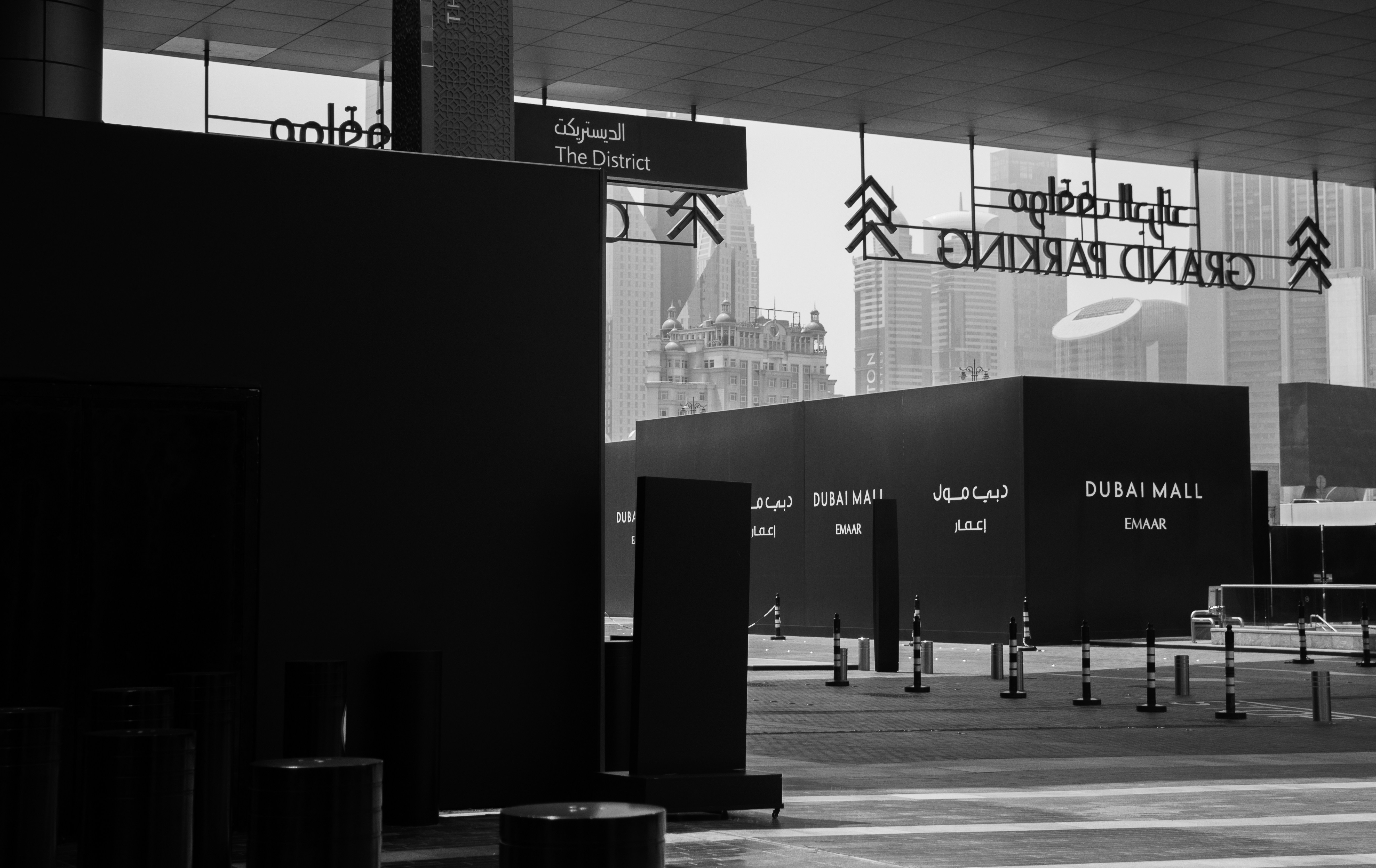 Modern architectural structures with dubai mall signage. photo – Free ...