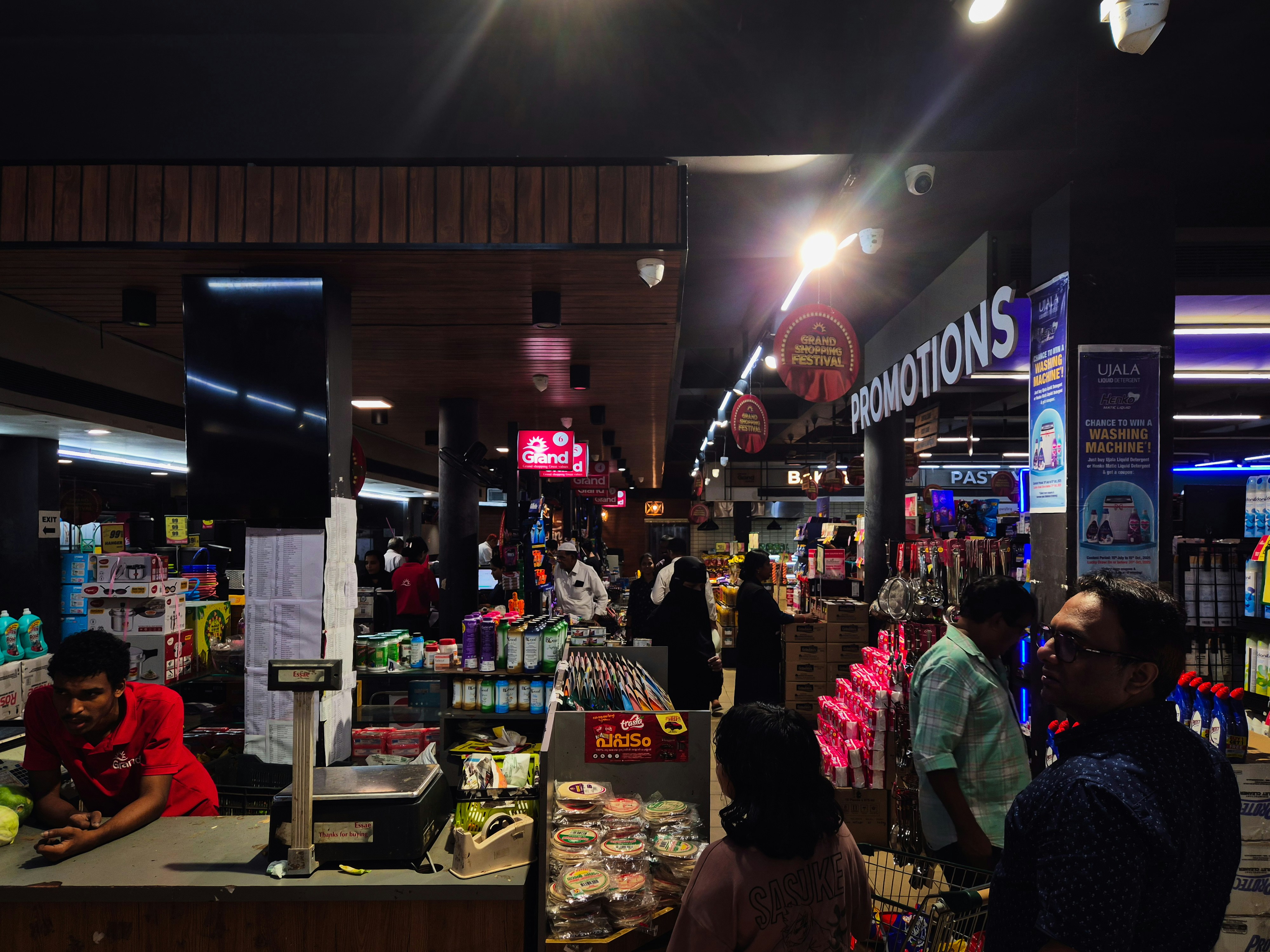 Vibrant Market Scene: A Taste of Local Life