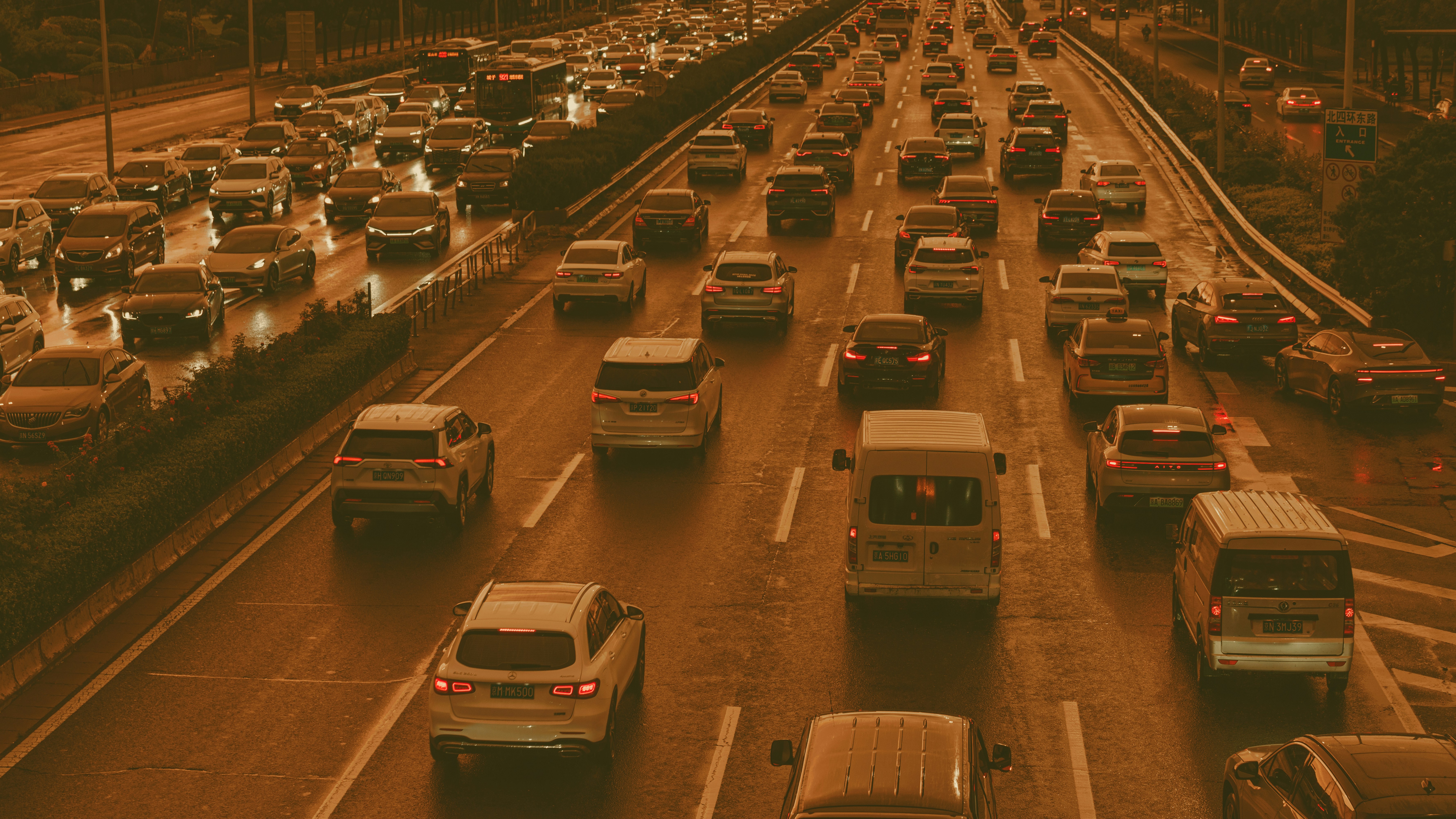 Urban Pulse: The Rhythm of Evening Traffic