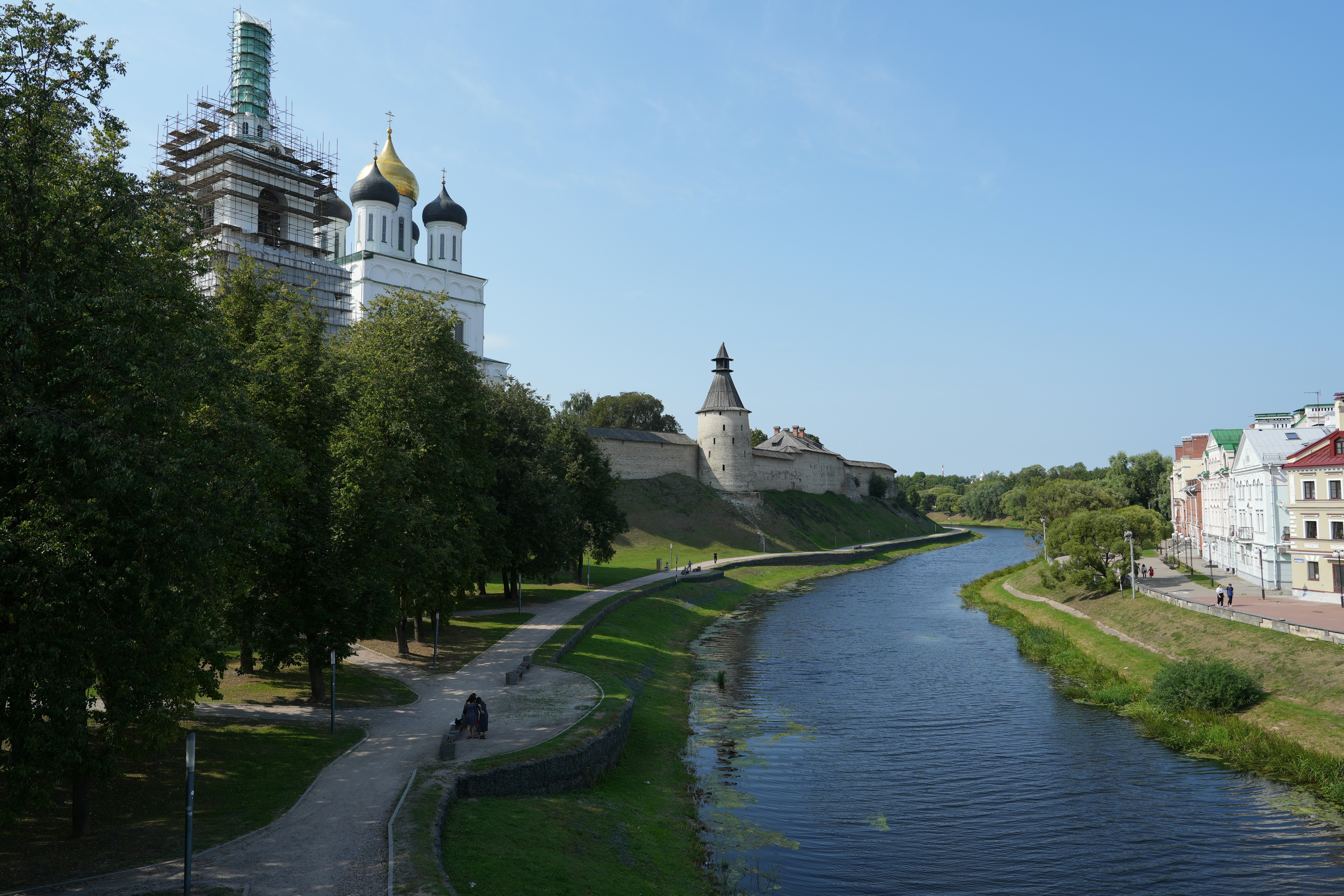 Pskov Kremlin, Pskova river, Zolotaya embankment | River flows by historic fortress and cathedral