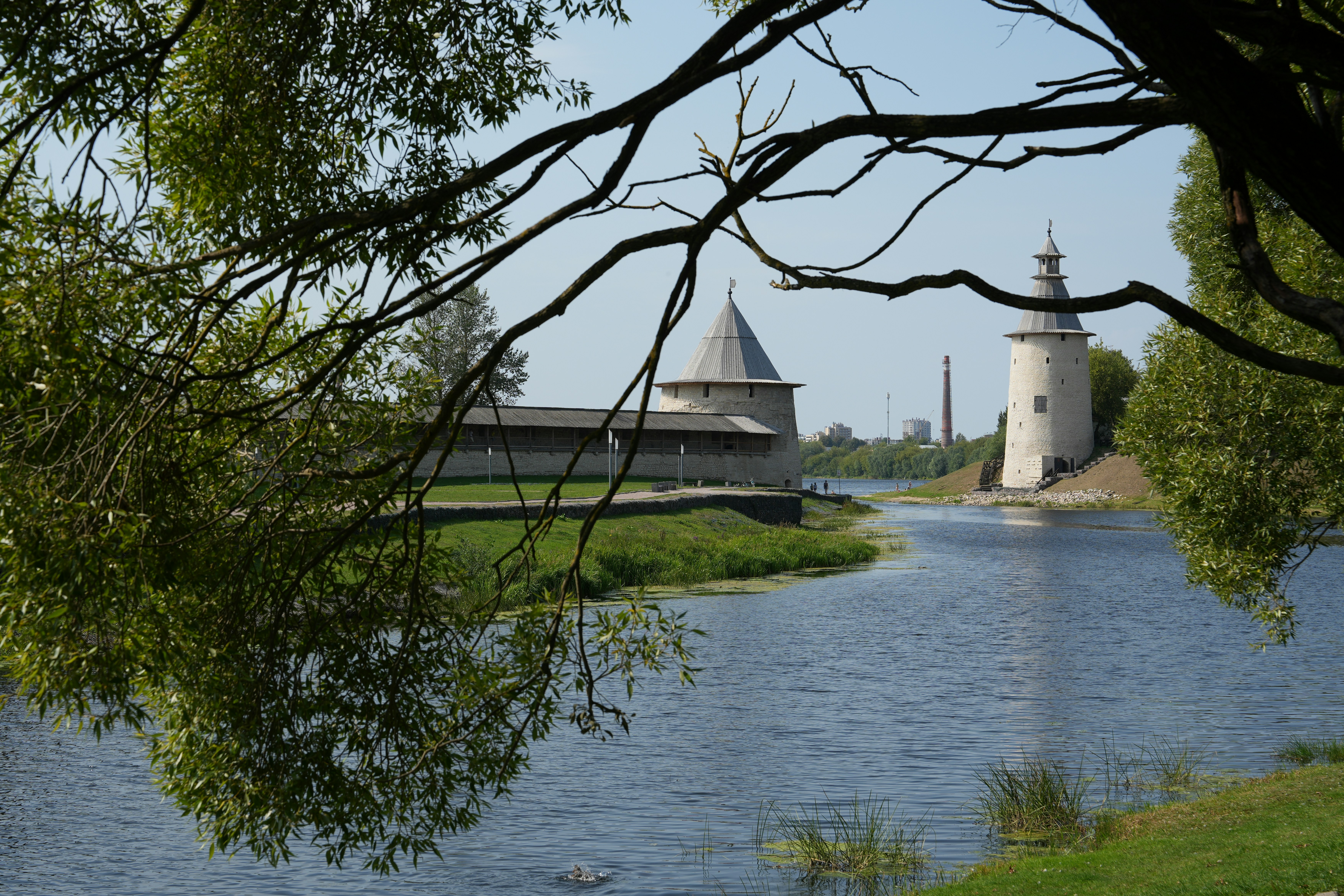Pskov Kremlin, Flat Tower and High Tower, confluence of the Velikaya and Pskova rivers | Historic fortress with towers by a calm river