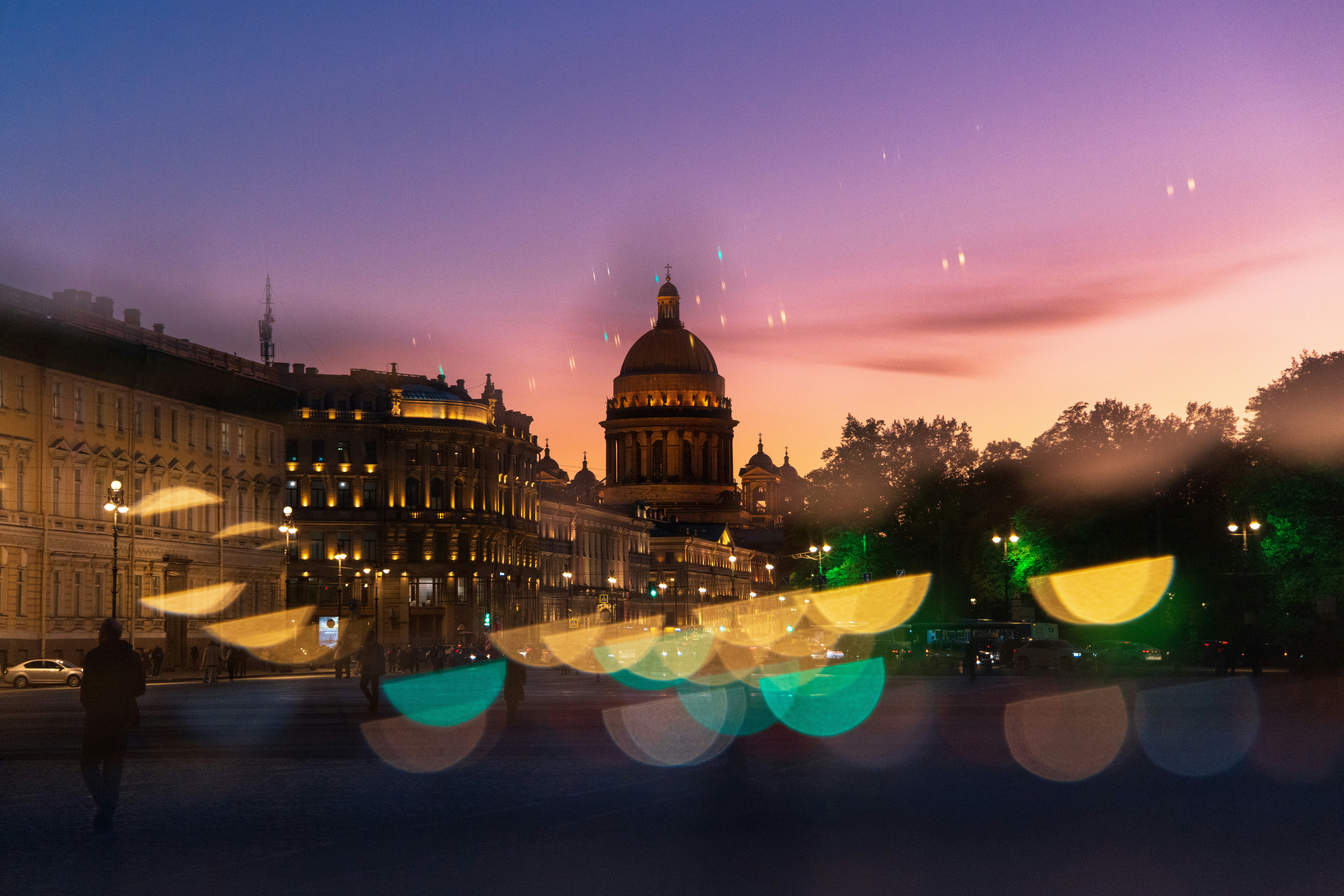 Cityscape with dome building at dusk with bokeh lights