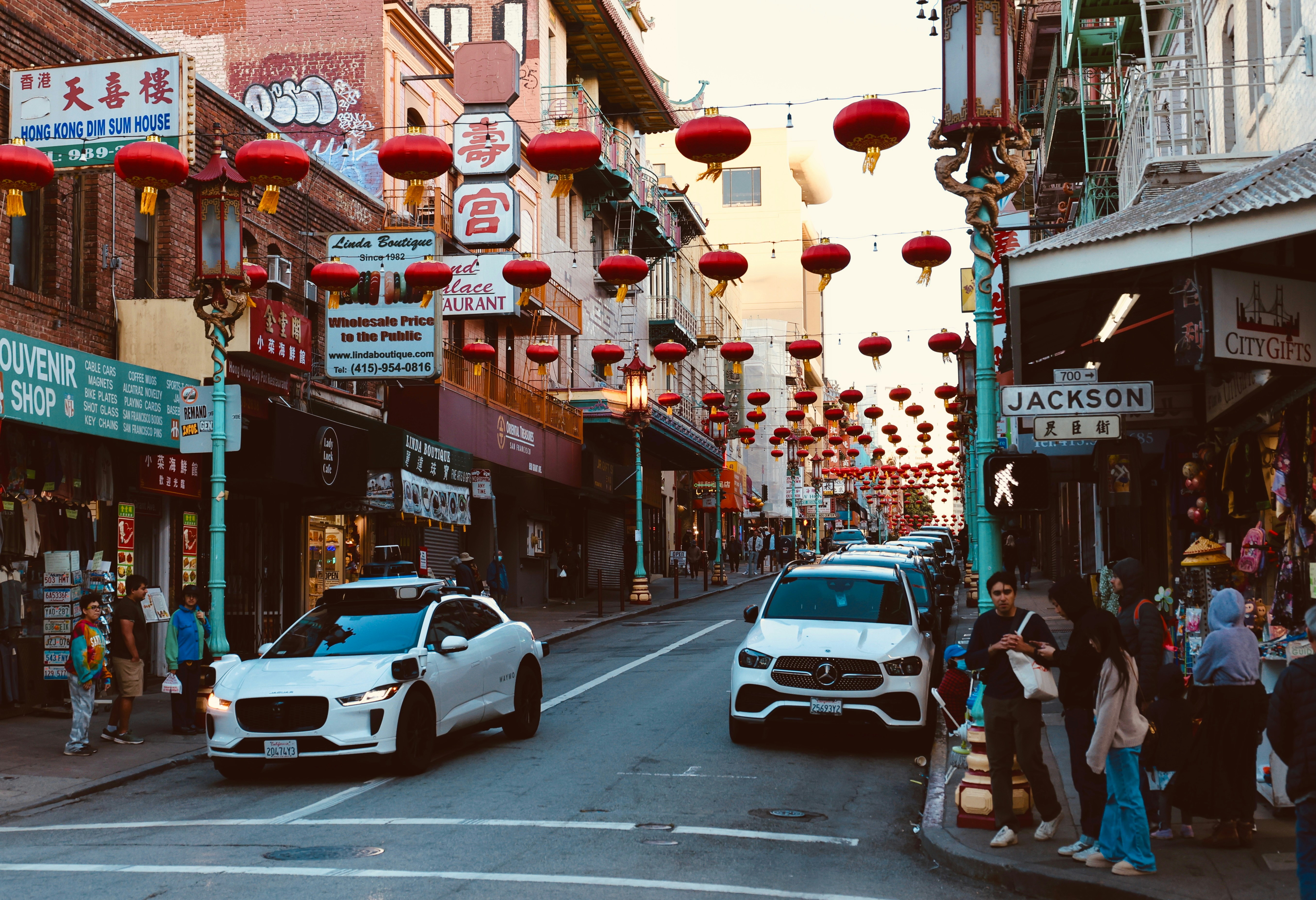 Chinatown's Lantern-Lit Avenue: A Cultural Tapestry