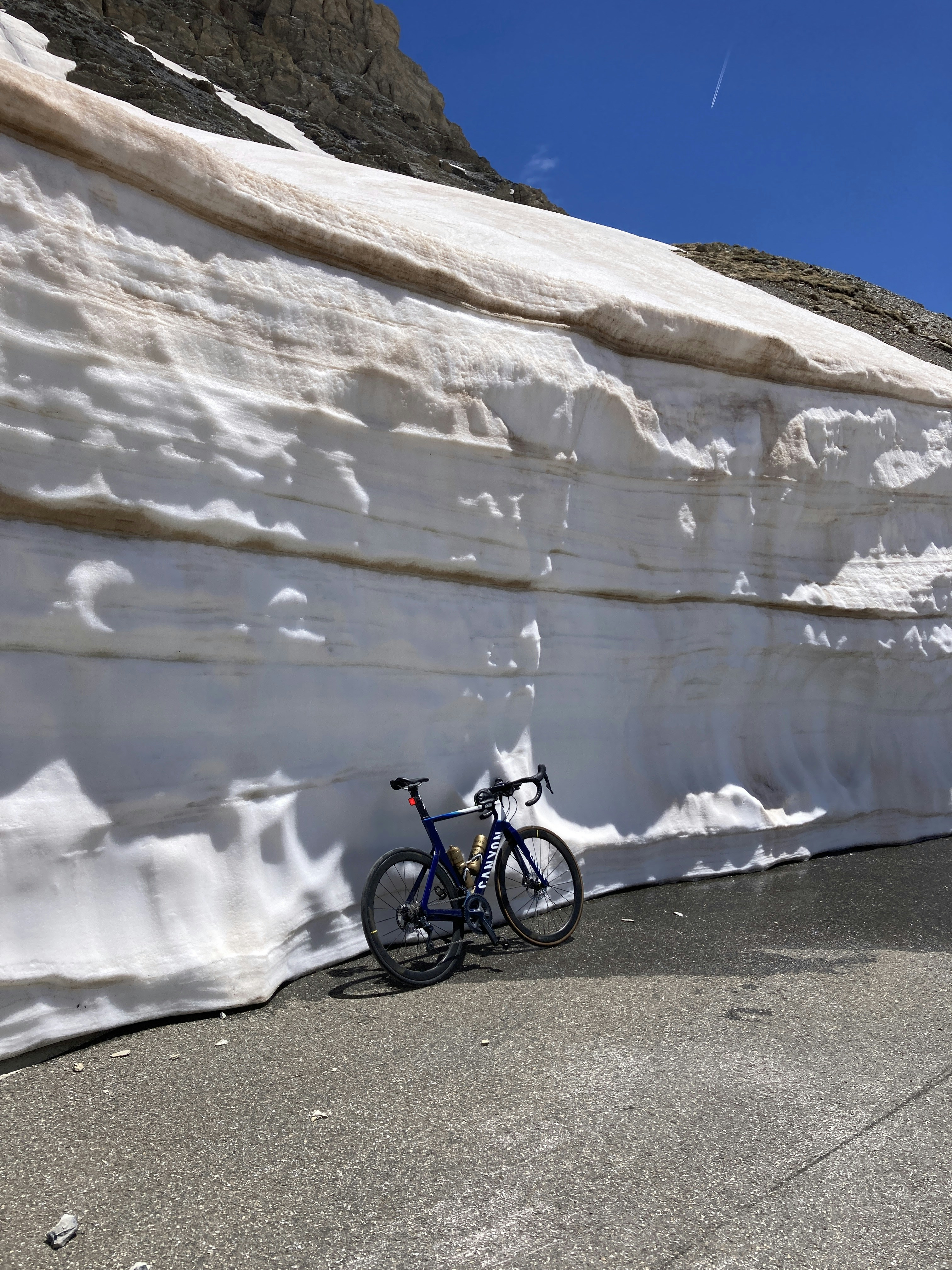 Mur de neige et joli vélo - Galibier - Hautes-Alpes | Bicycle leaning against a wall of snow