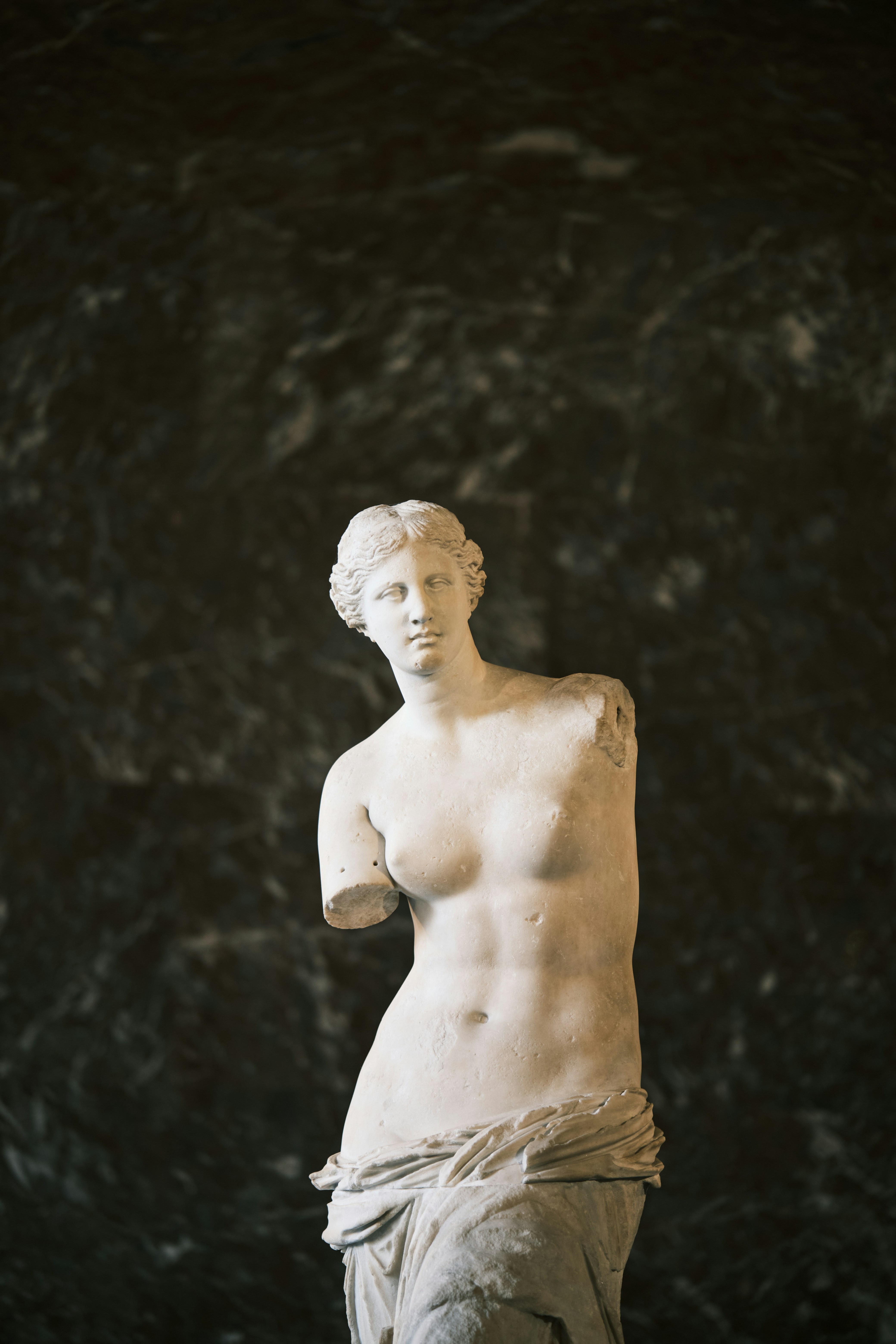 Marble statue of venus de milo against dark background