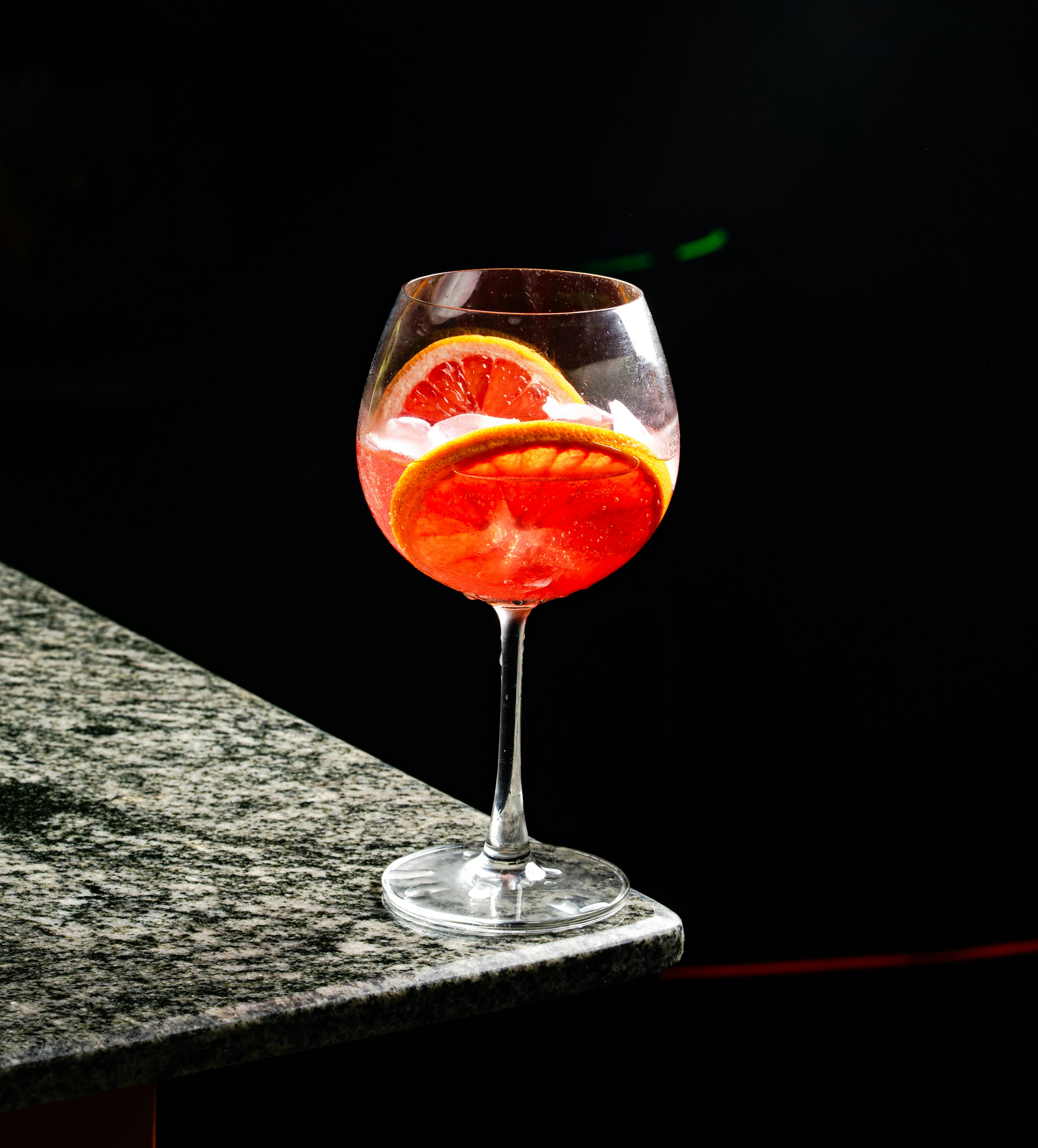 A refreshing cocktail with grapefruit slices and ice