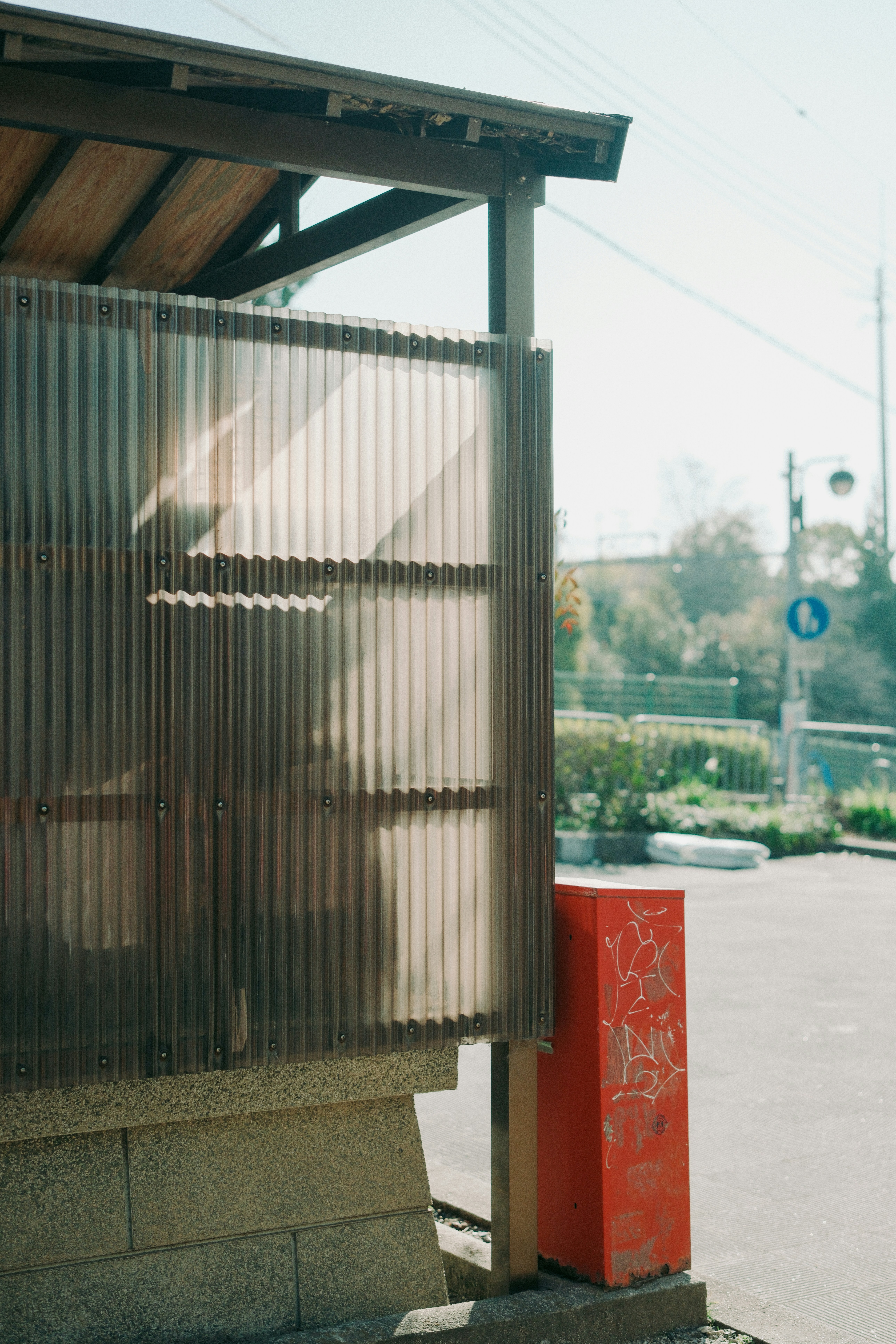 Corrugated plastic wall with red structure