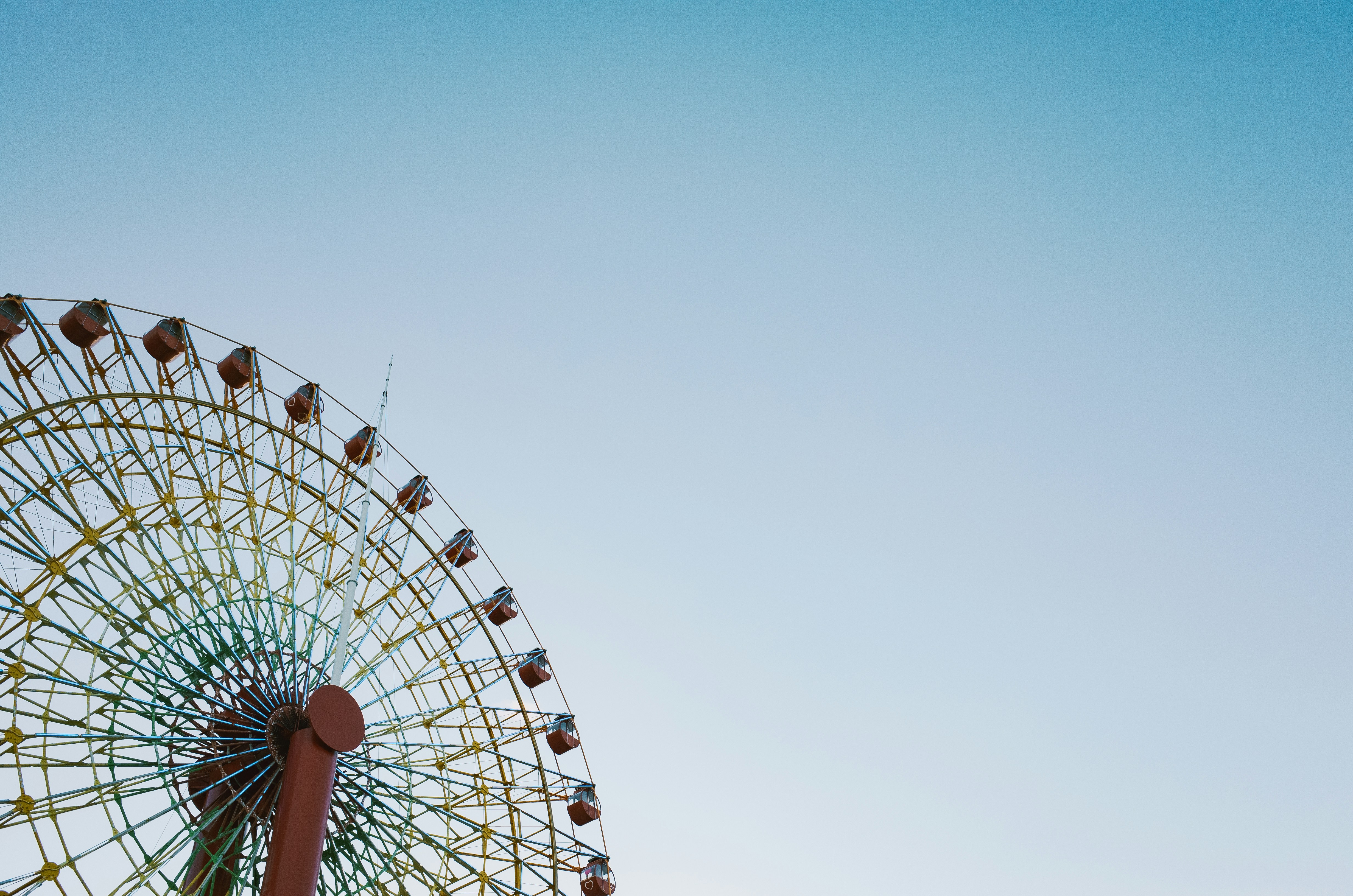 澄んだ青空を背景に観覧車の写真 – Unsplashの神戸の無料画像