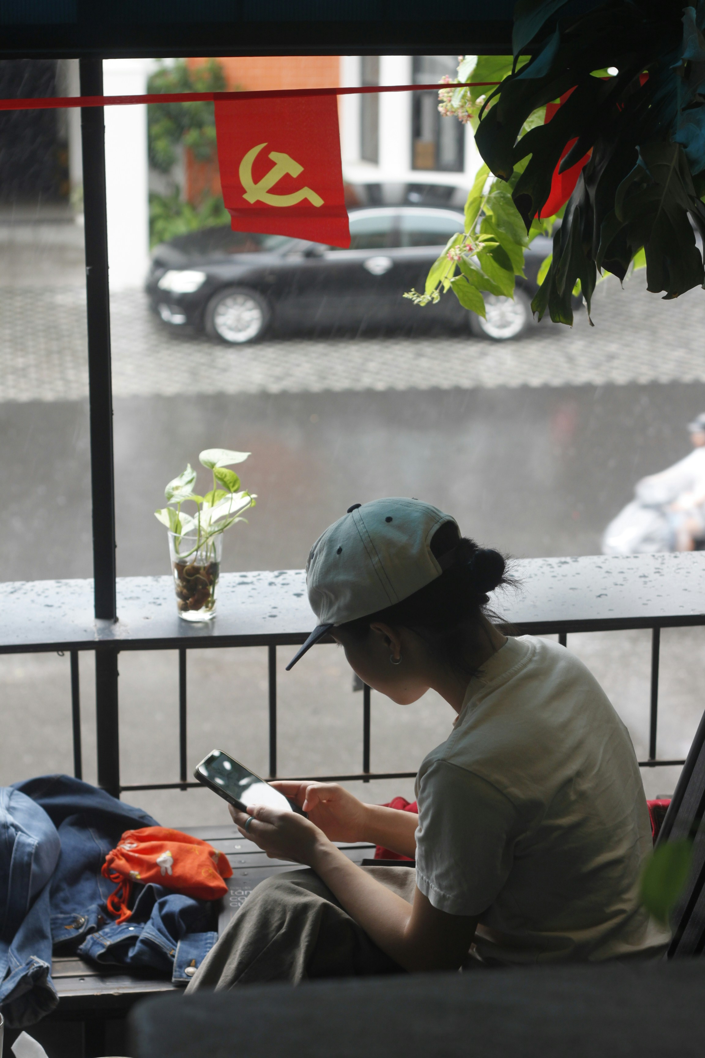 A Moment of Connection Amidst the Rain