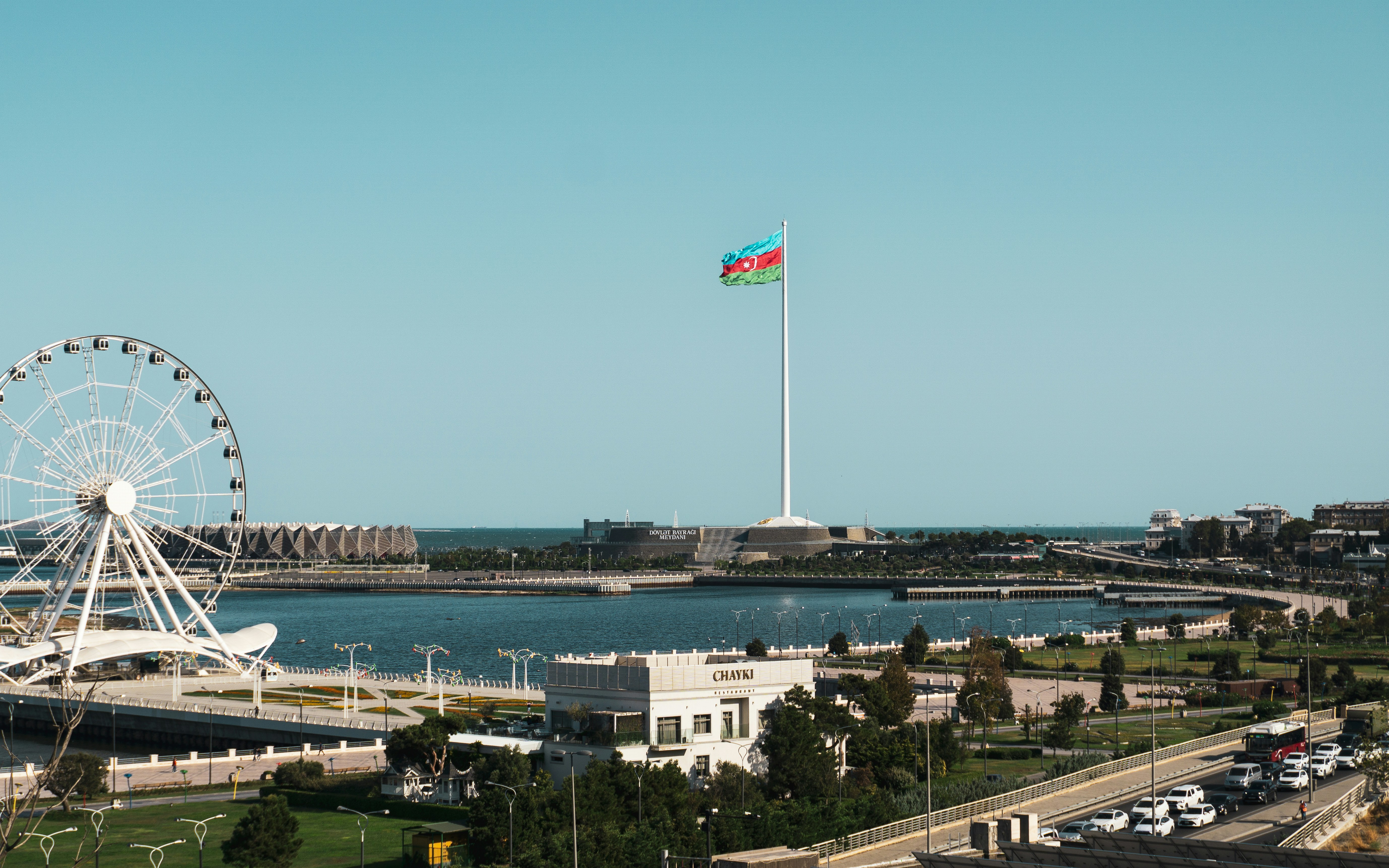 Panoramic view of Baku‘s seaside | Ferris wheel and flag pole by the water