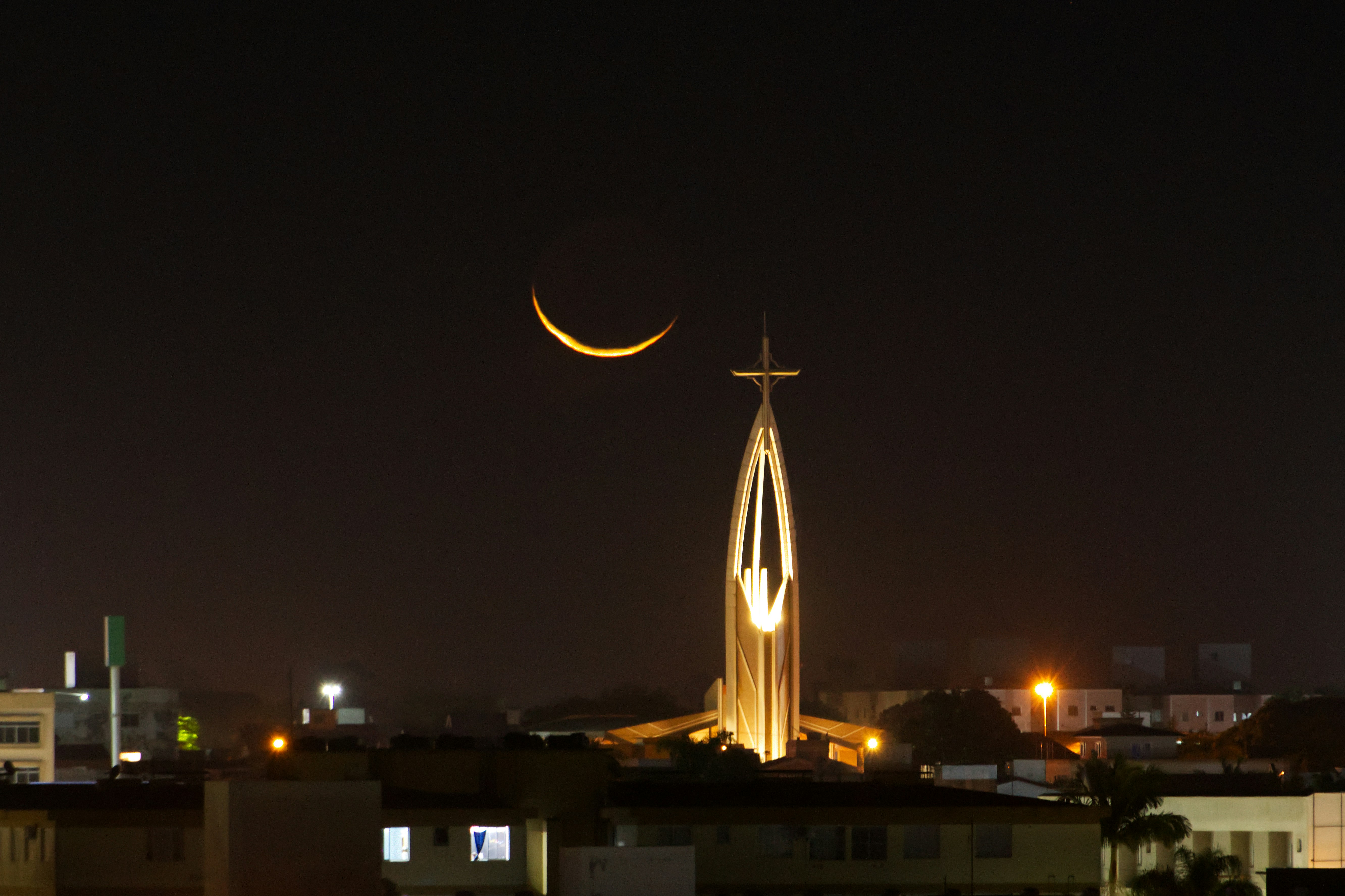 Crescent moon over illuminated church steeple at night. photo – Free Moon Image on Unsplash