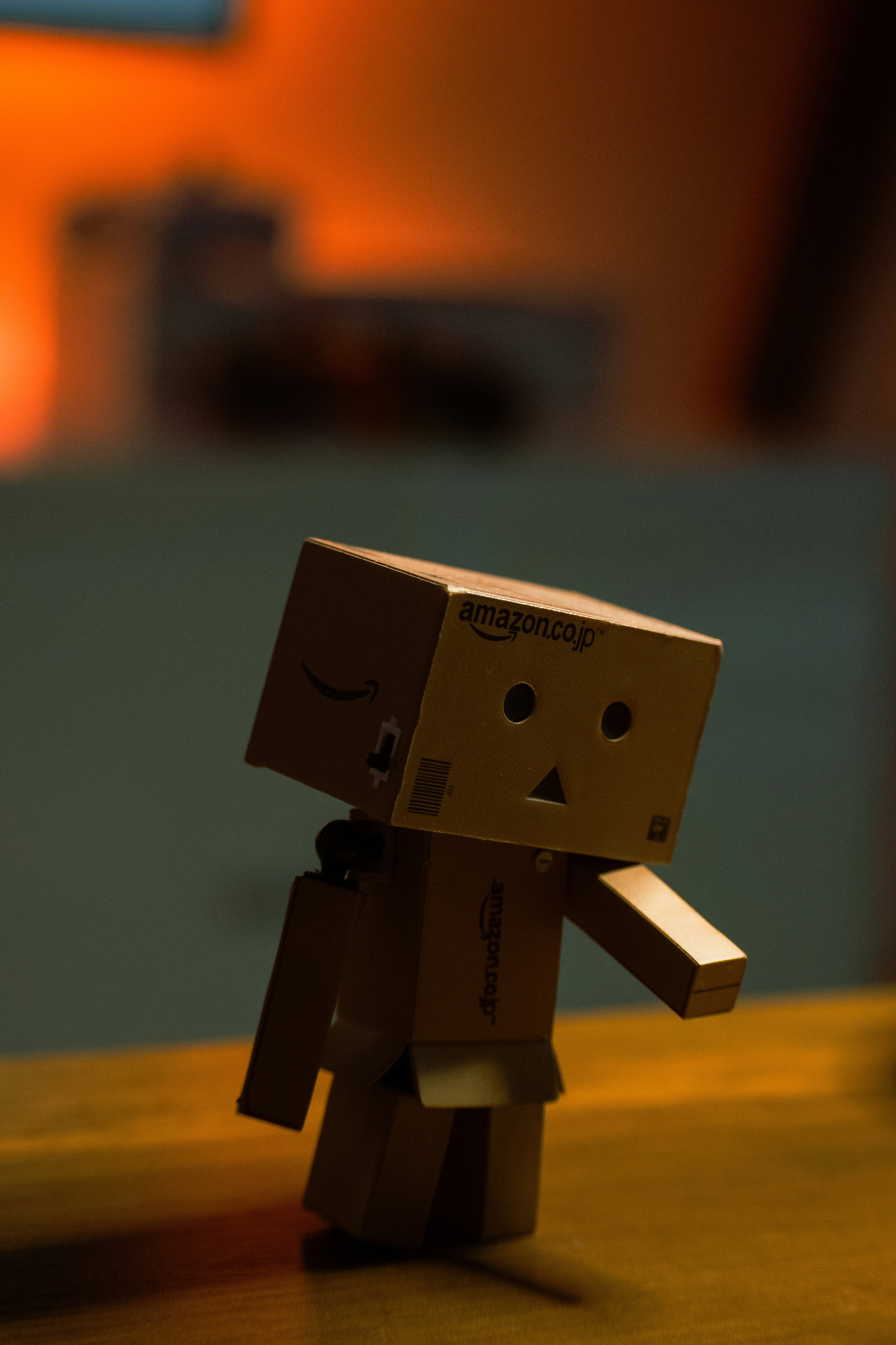 Danbo Figur, Yotsuba | Cardboard robot toy with amazon logo stands on table