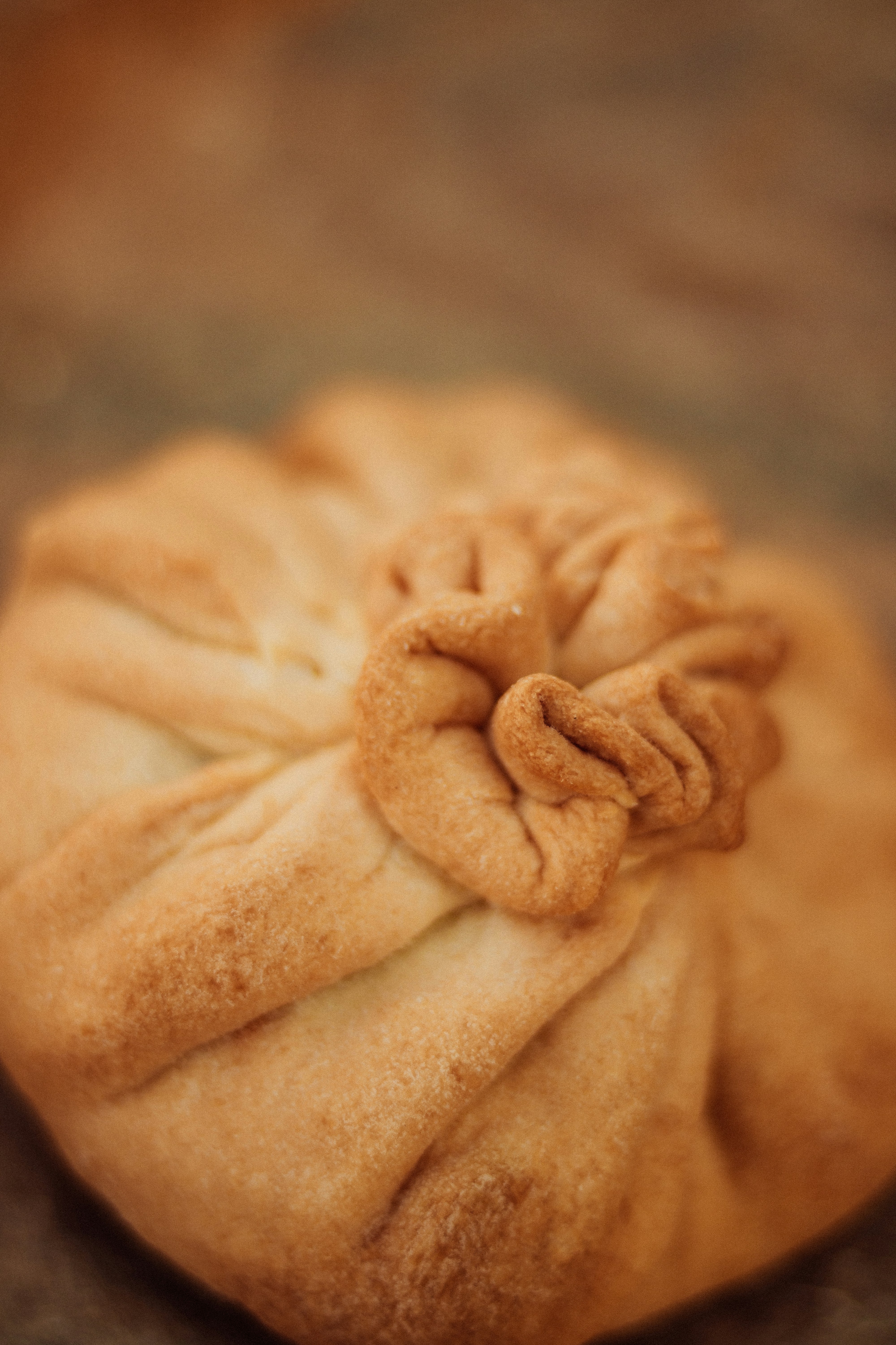 Bakery Bun булочка выпечка домашний хлеб сладкая выпечка | Golden baked pastry with a decorative top