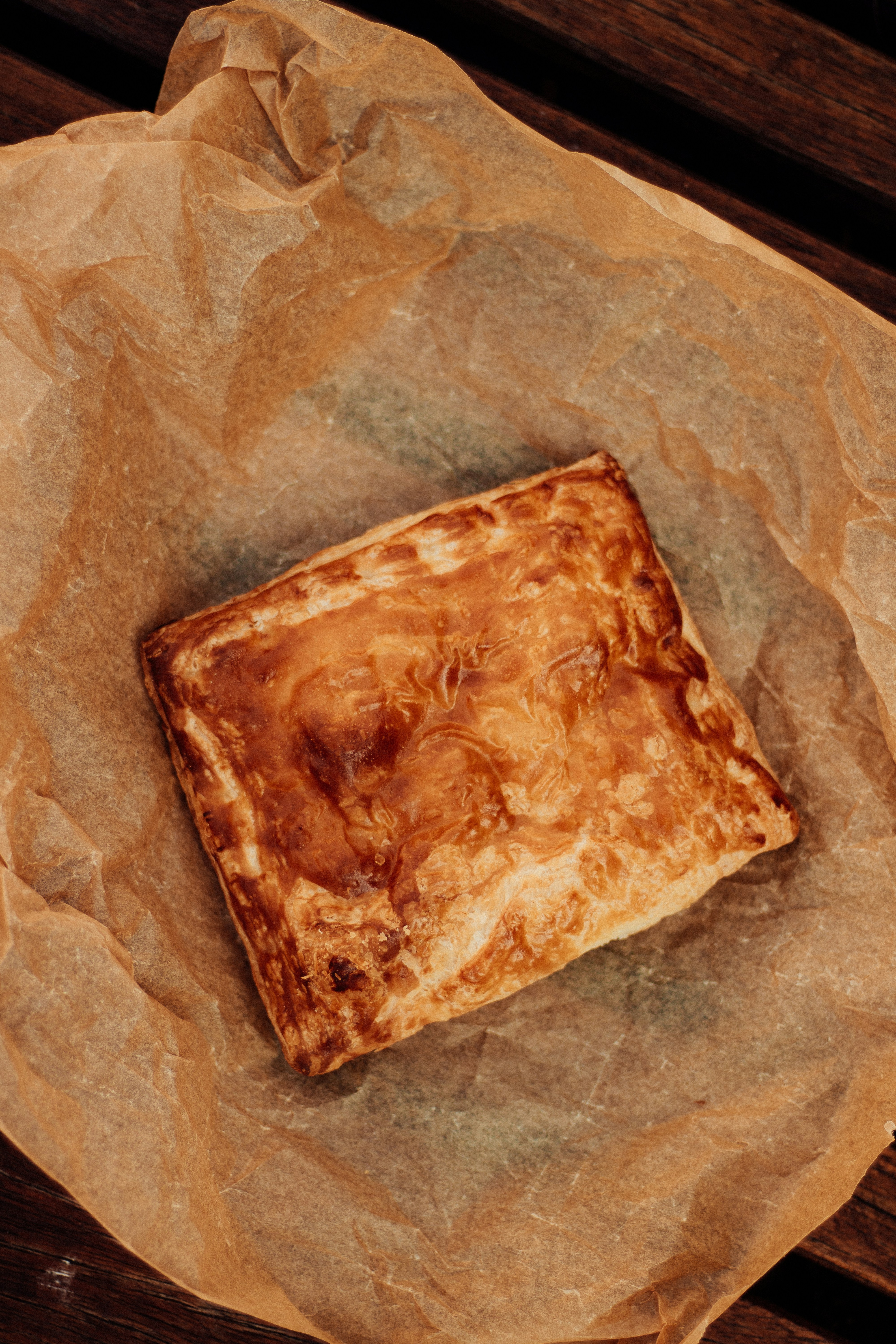 Bakery Bun булочка выпечка домашний хлеб сладкая выпечка | Golden brown pastry on crumpled brown paper