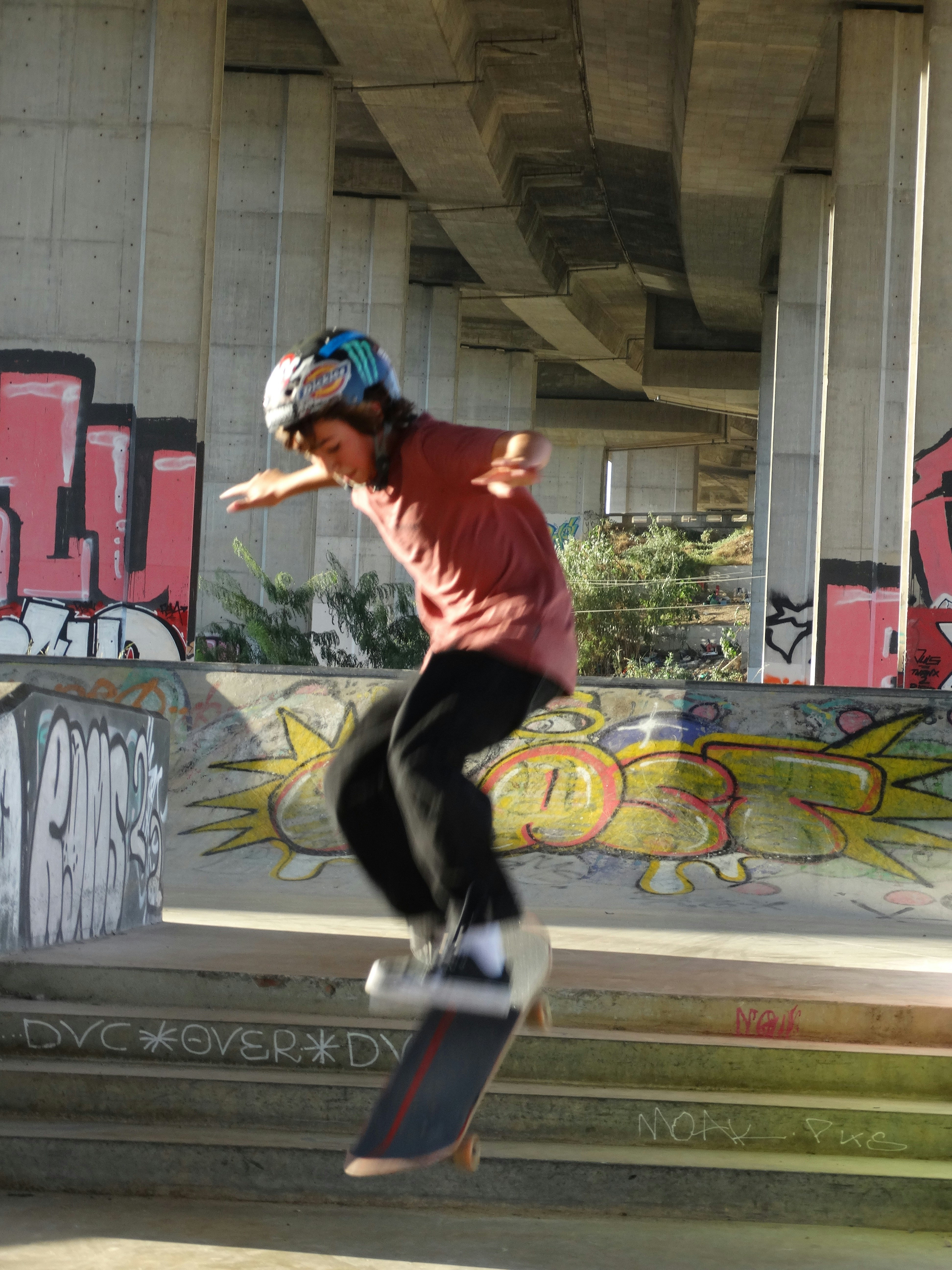 Pleno voo | Young skateboarder performs trick in concrete skatepark
