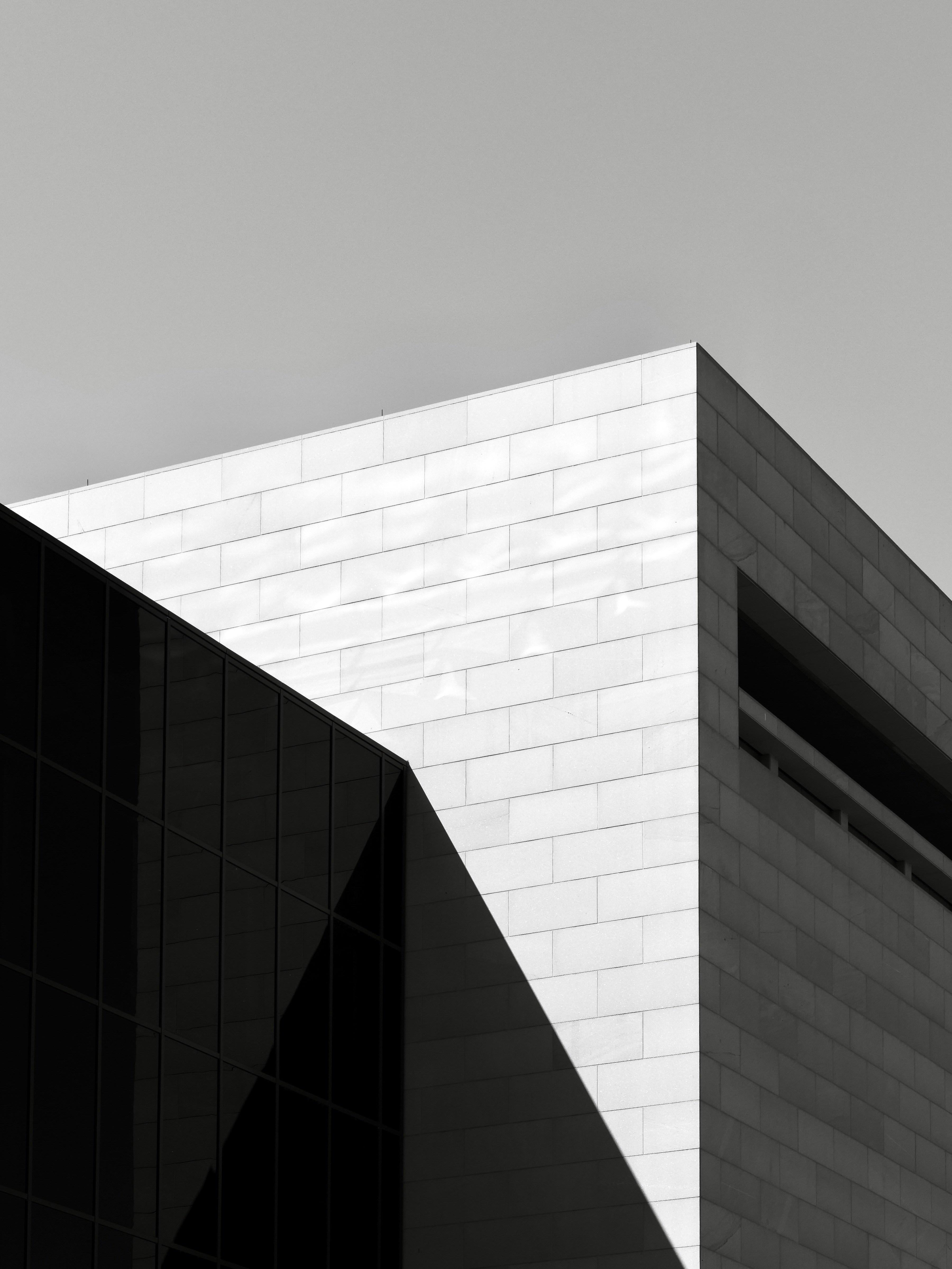 Edificio moderno con formas geométricas y texturas contrastadas. foto ...