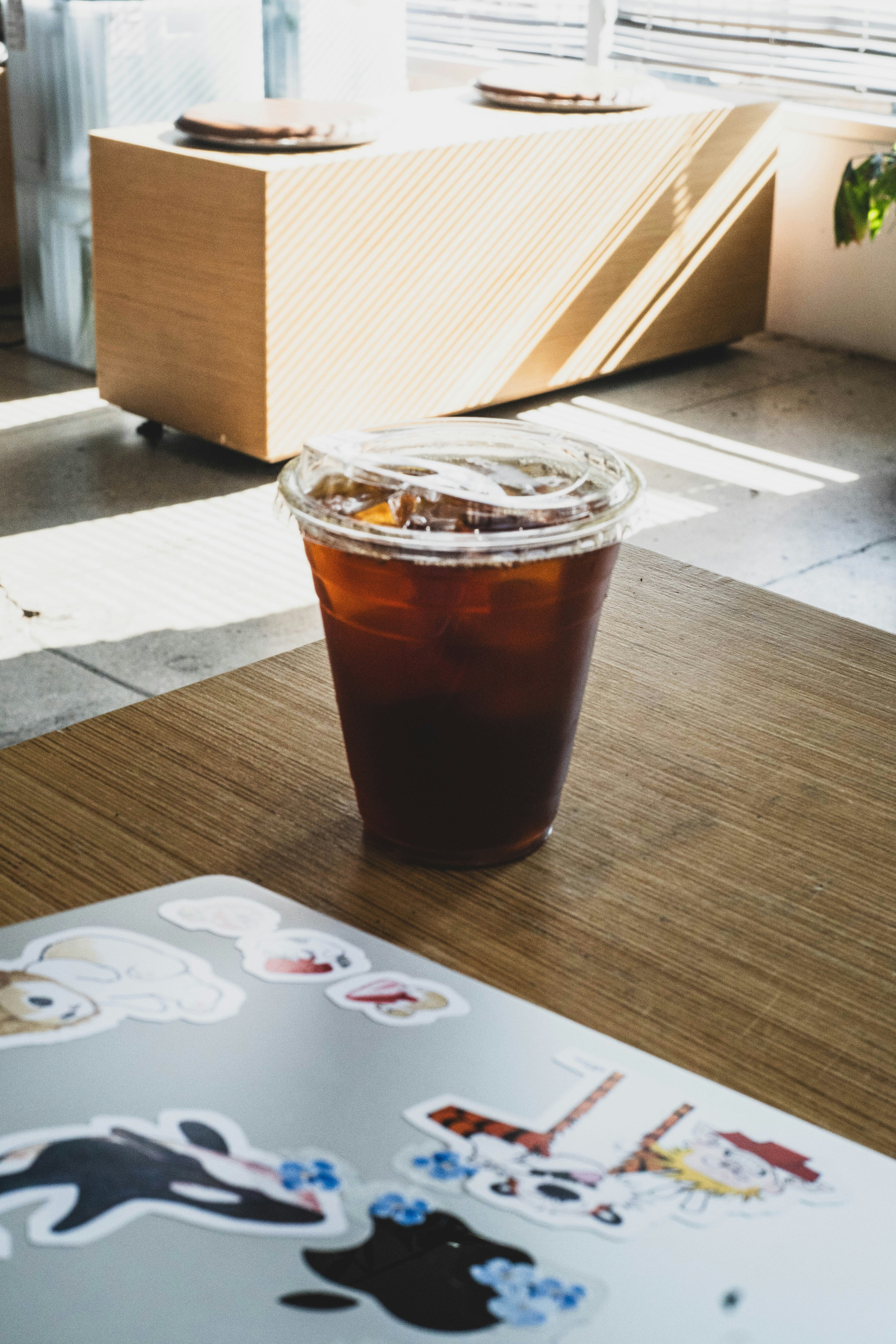 Iced coffee on a table with a laptop. photo – Free Image on Unsplash