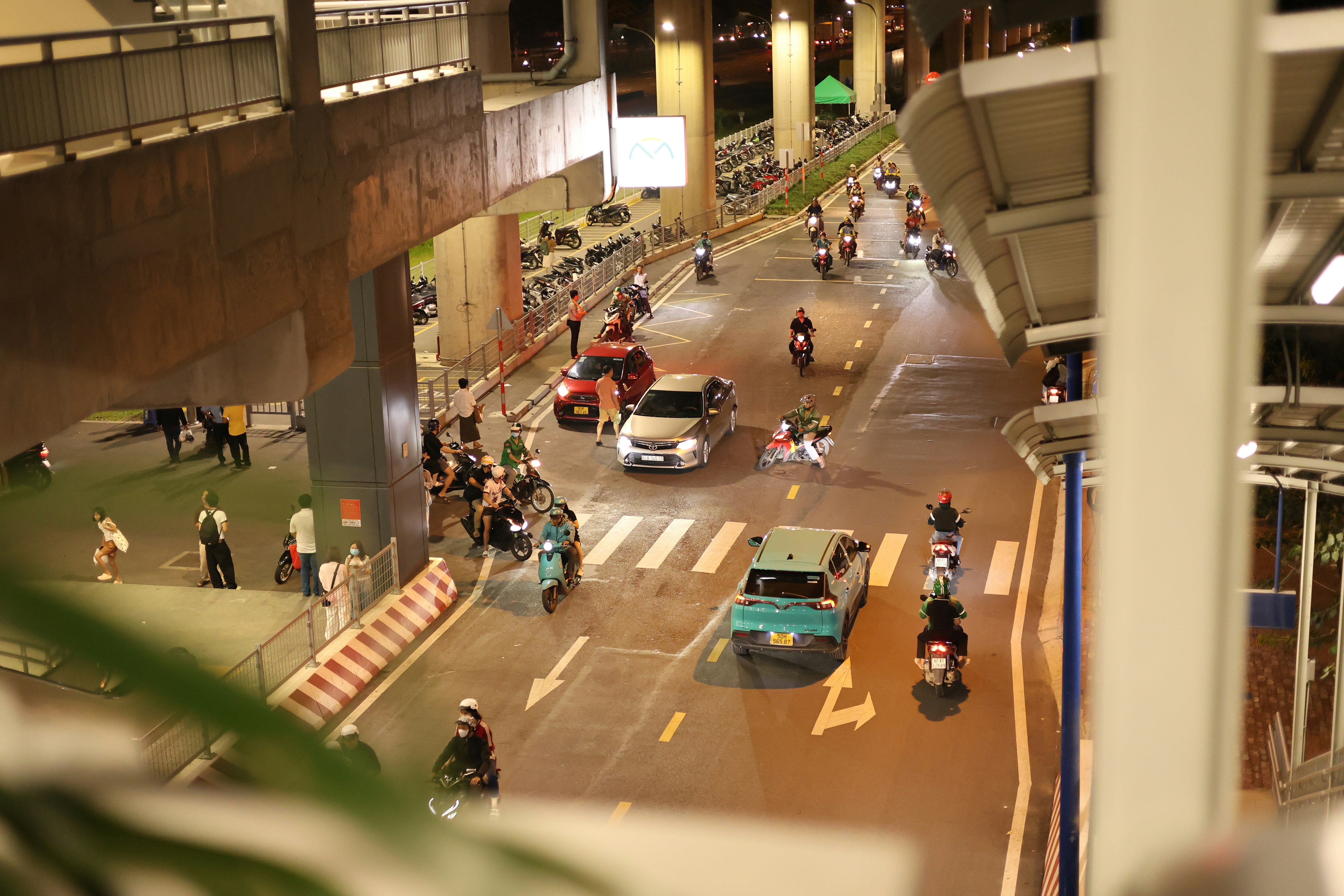 Urban Pulse: A Nighttime Traffic Symphony