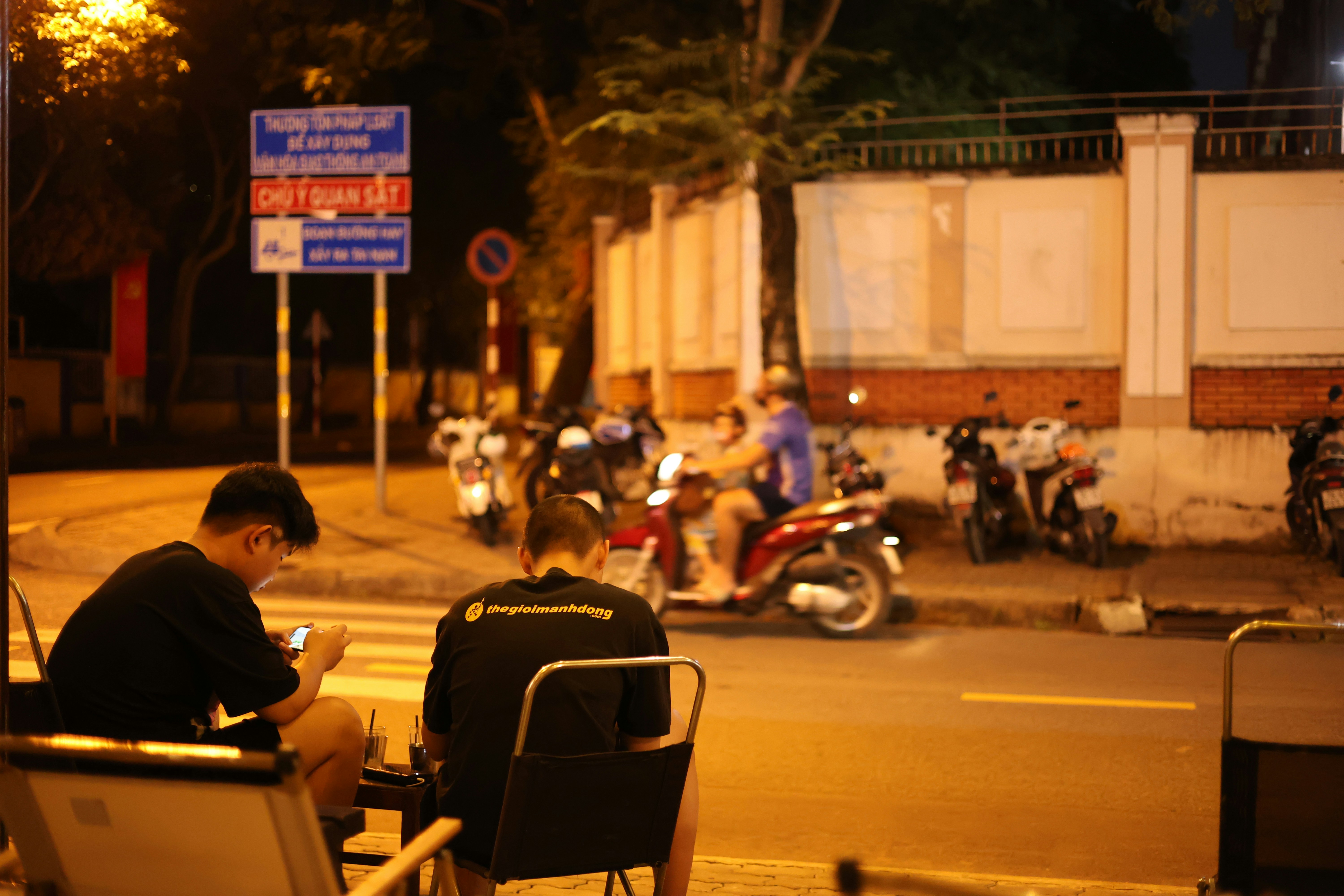 Evening Conversations in Urban Stillness